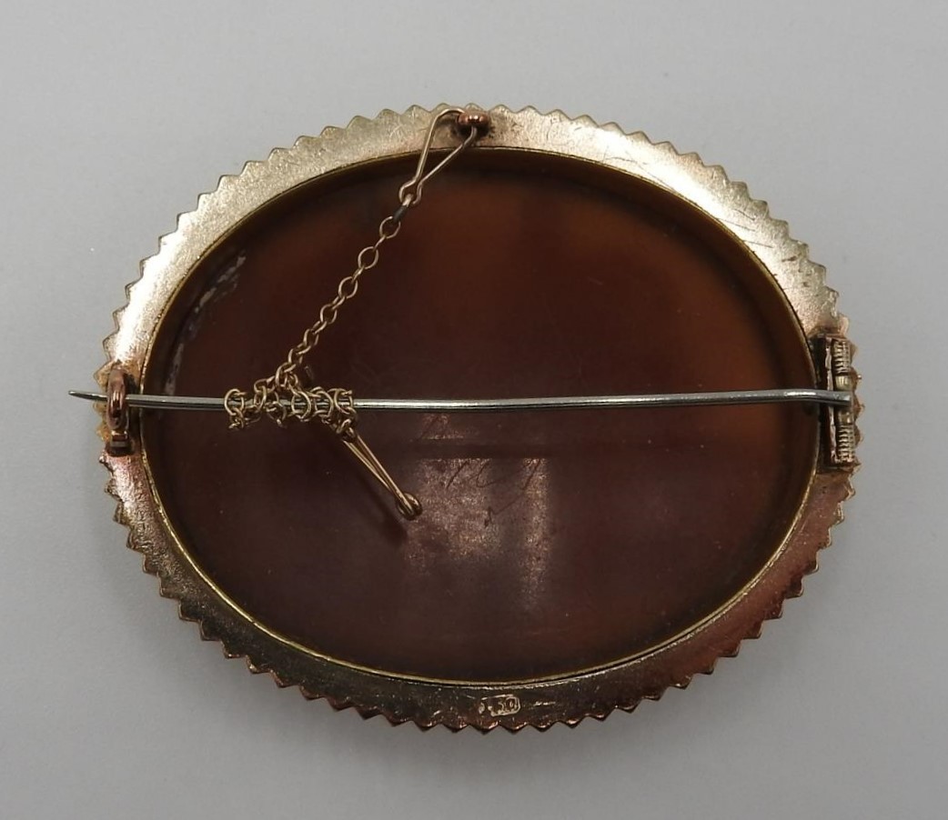 A 15 CT GOLD OVAL CAMEO BROOCH, the carved decoration depicting Roman ...