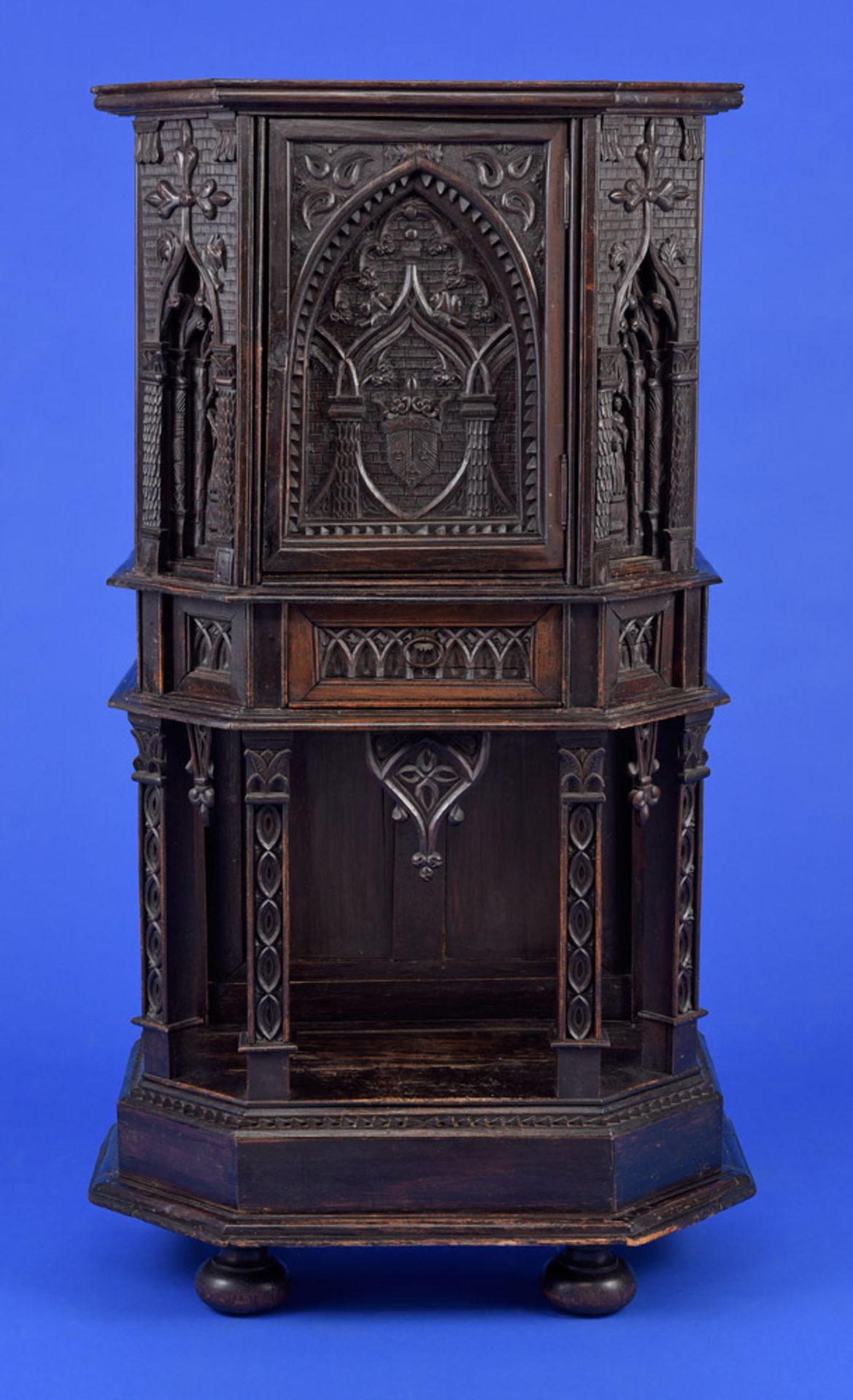 Schrank im gotischen Stil 19. Jhdt.Eintüriger Korpus mit Wappen und ...