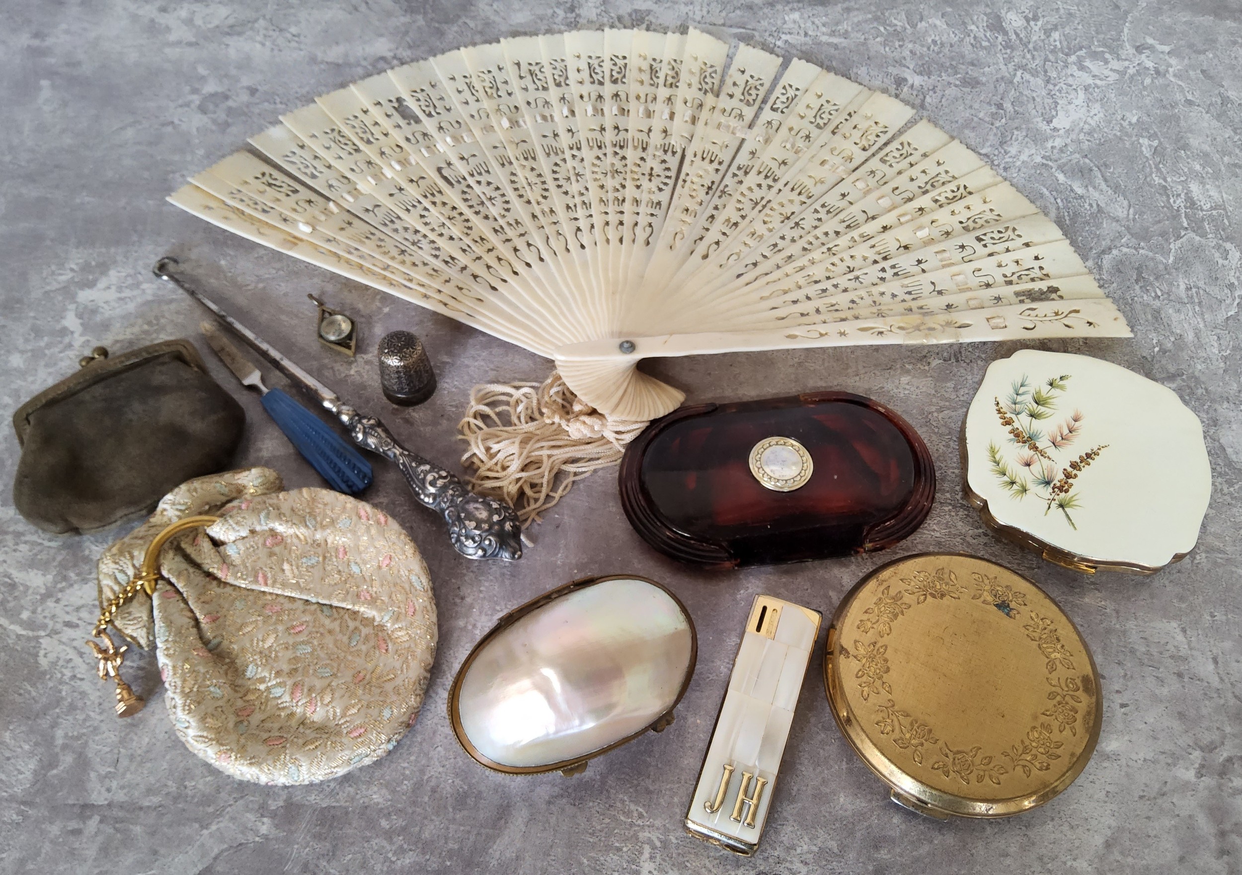Bijouterie - a Charles Horner Dorcas thimble, Stratton compact ...