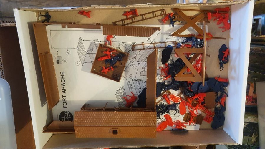 A vintage 1970s Airfix Fort Apache kit... part build with figures in ...