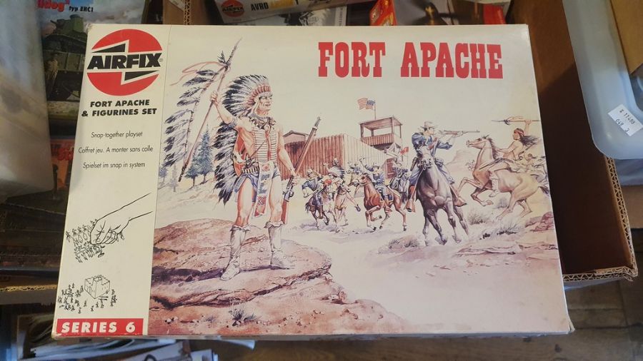A vintage 1970s Airfix Fort Apache kit... part build with figures in ...