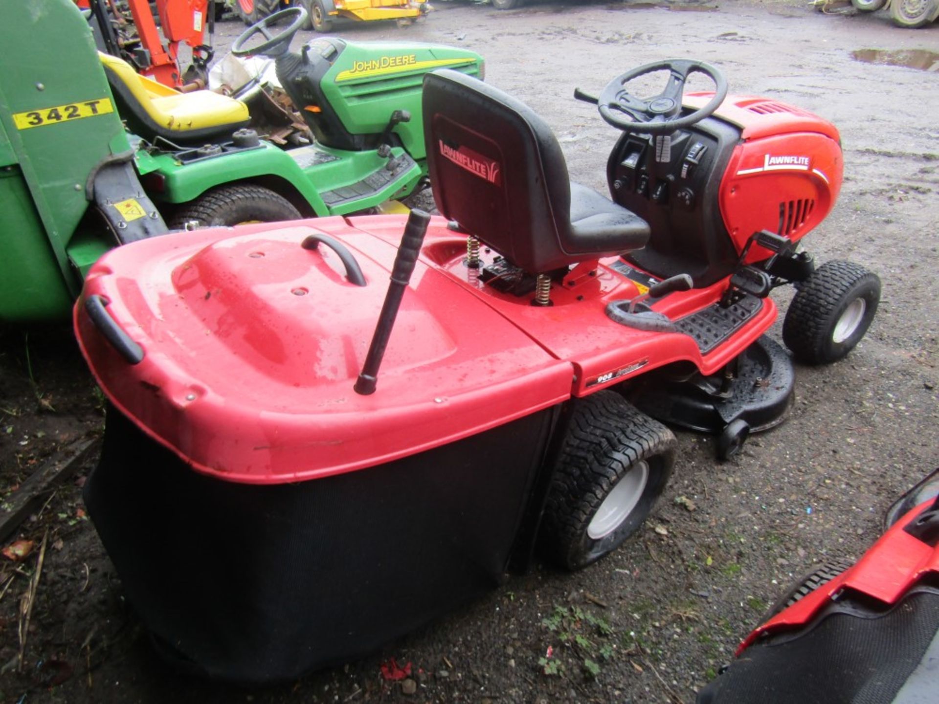 LAWNFLITE 908 AUTO DRIVE RIDE ON MOWER [NO VAT]