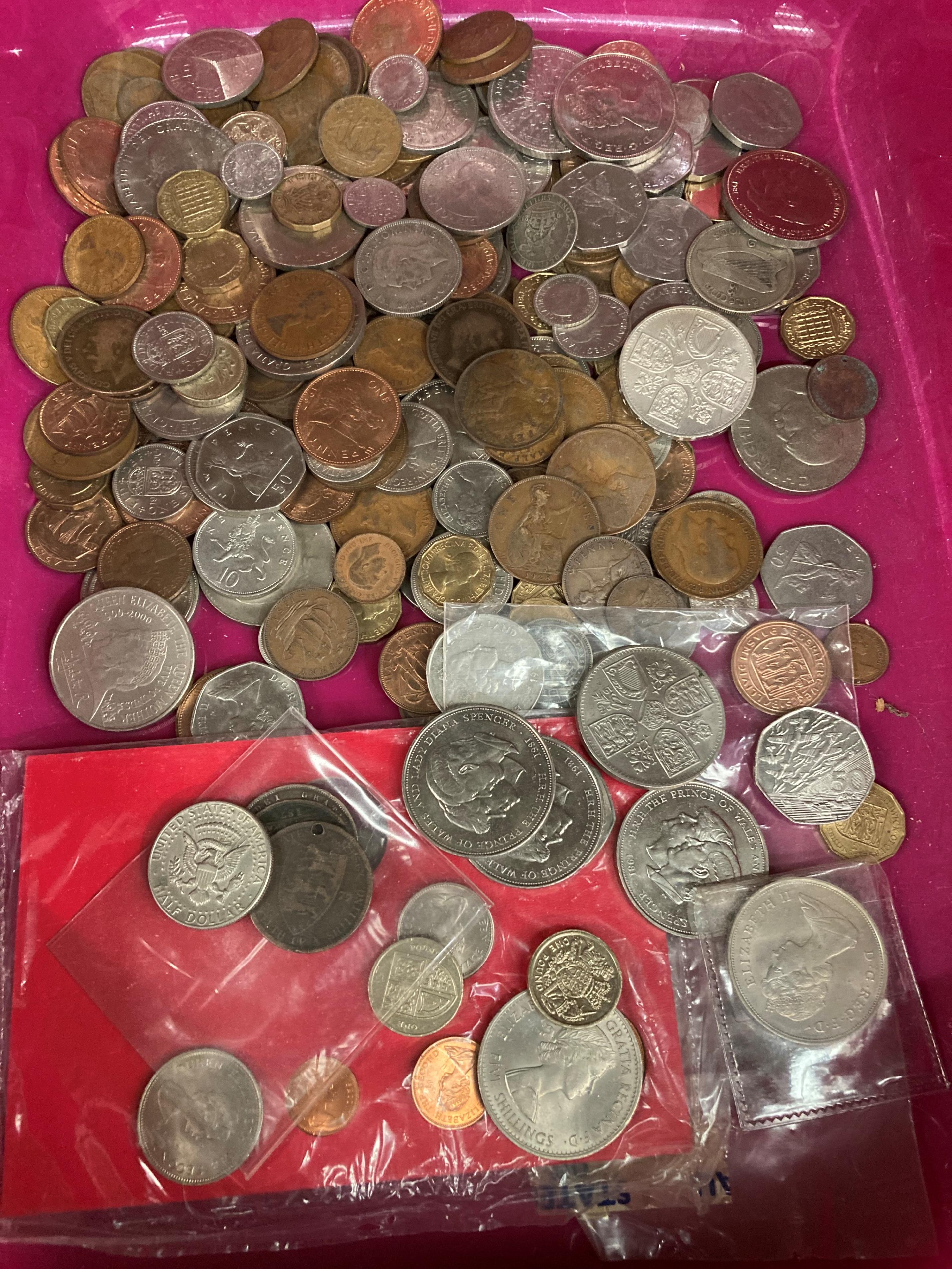 Contents to tray and a wallet - a large quantity of mainly GB coins ...