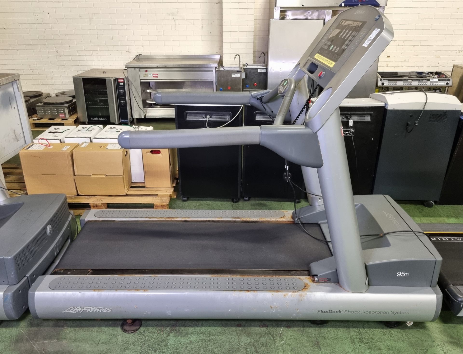 Life Fitness 95Ti Treadmill with FlexDeck shock absorption system ...