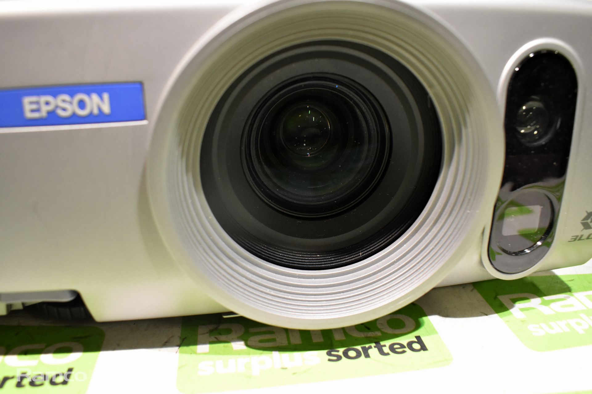 Epson Europe EMP-830 projector - native resolution: 1024x768