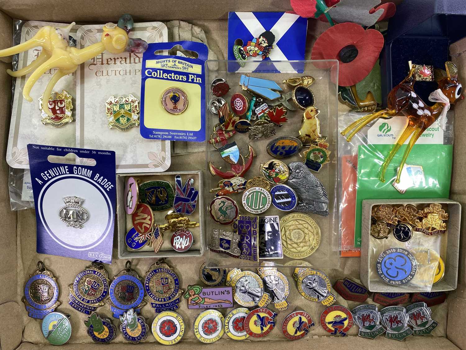 BUTLINS, GIRL GUIDES & OTHER BADGES and mixed collectables group to ...