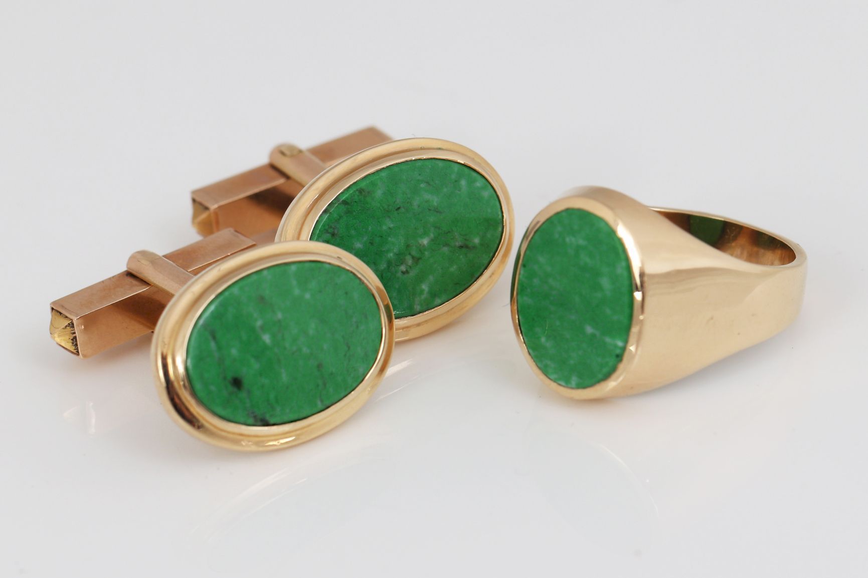 Paar Manschettenknöpfe und 1 Ring - 585er Rotgold, ovale Form, grüne ...