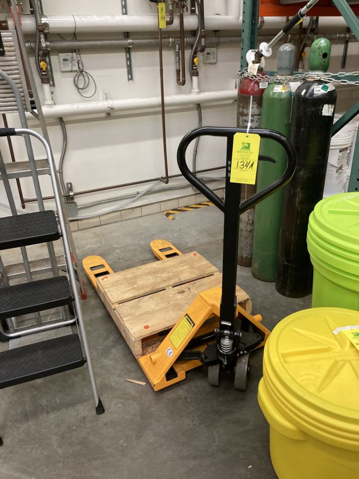 U-Line pallet jack. ***Rigging and Loading Fee of $25 to be added to the winning bidder's invoice