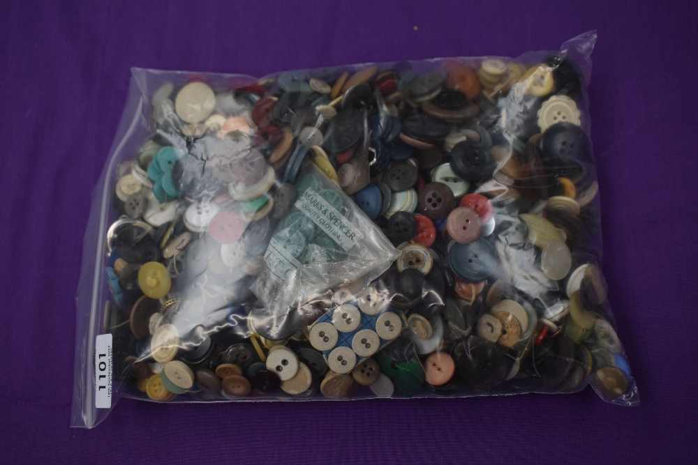 Over one Kg of vintage and antique buttons, mixed styles, sizes and ...
