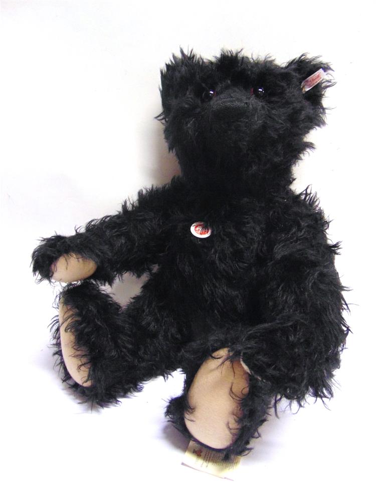 A STEIFF COLLECTOR'S TEDDY BEAR, 'LEO, THE 1912 TITANIC MOURNING BEAR ...