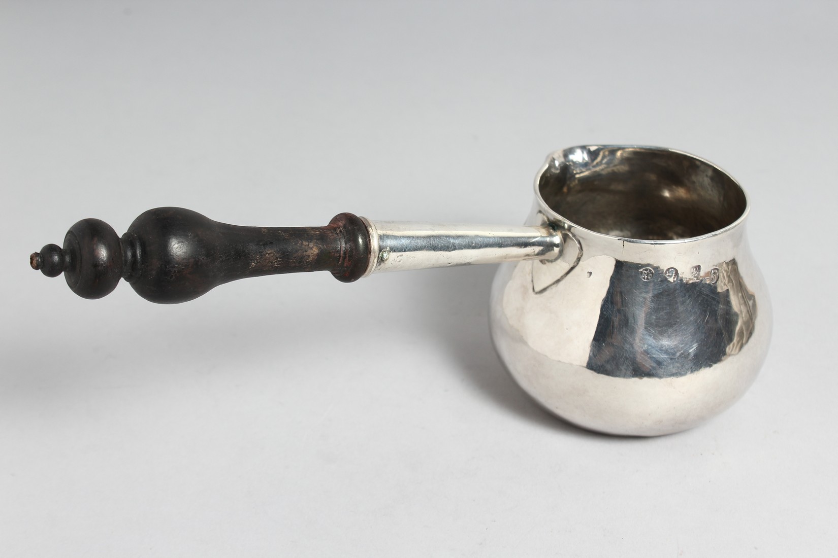 A RARE WILLIAM III BRANDY PAN . 3.75ins diameter, with turned wood ...