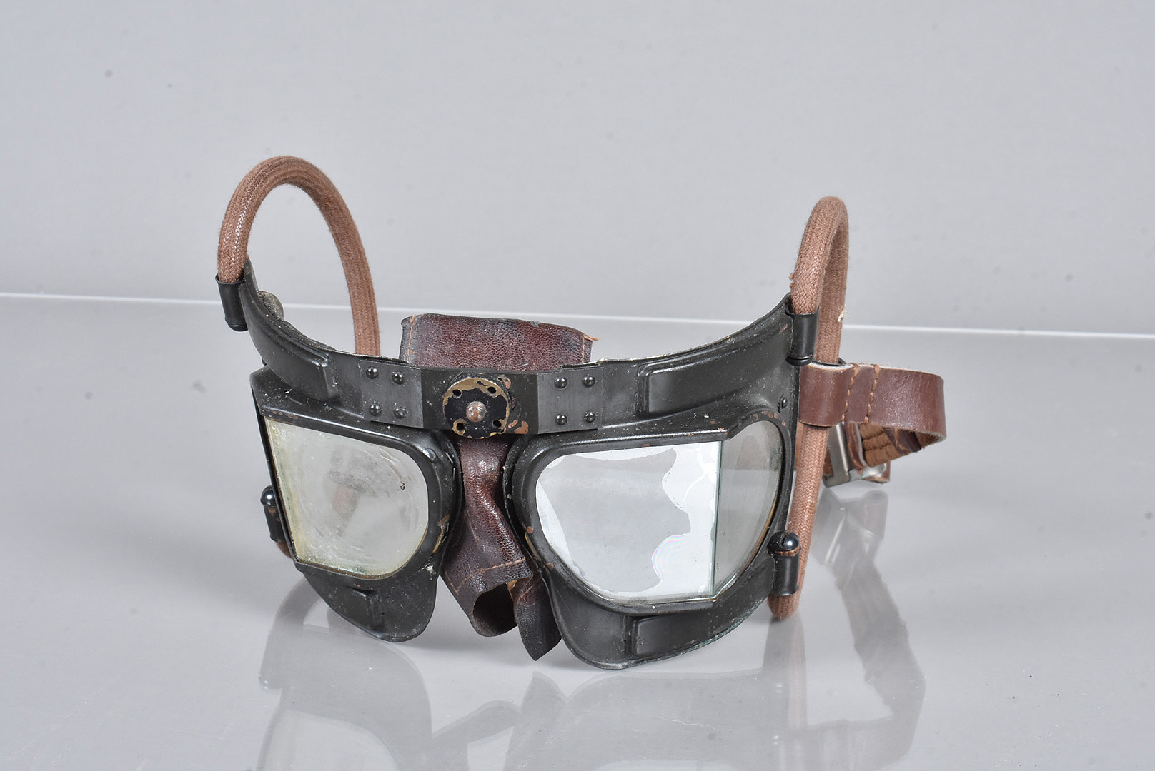 A pair of WWII Mark IV B flying goggles, with circular joining nut to ...