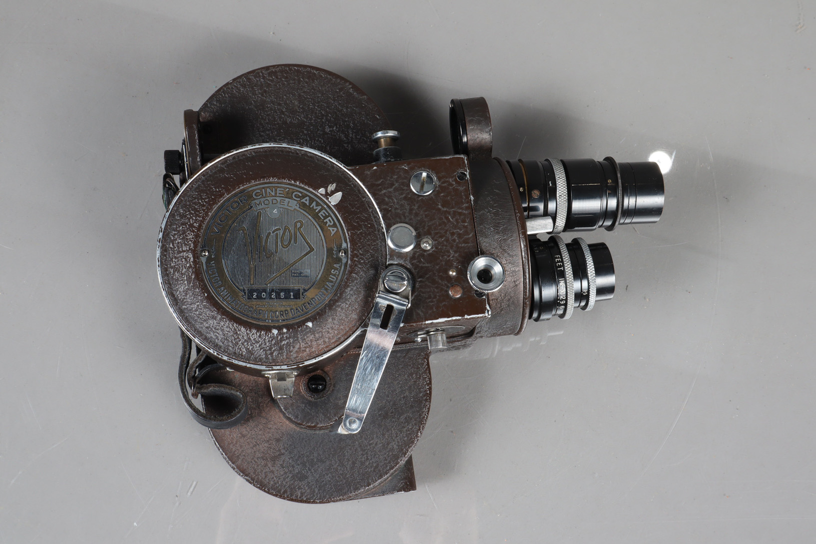 A Victor Model 4 16mm Cine Camera, serial no 20251, motor runs, body G ...