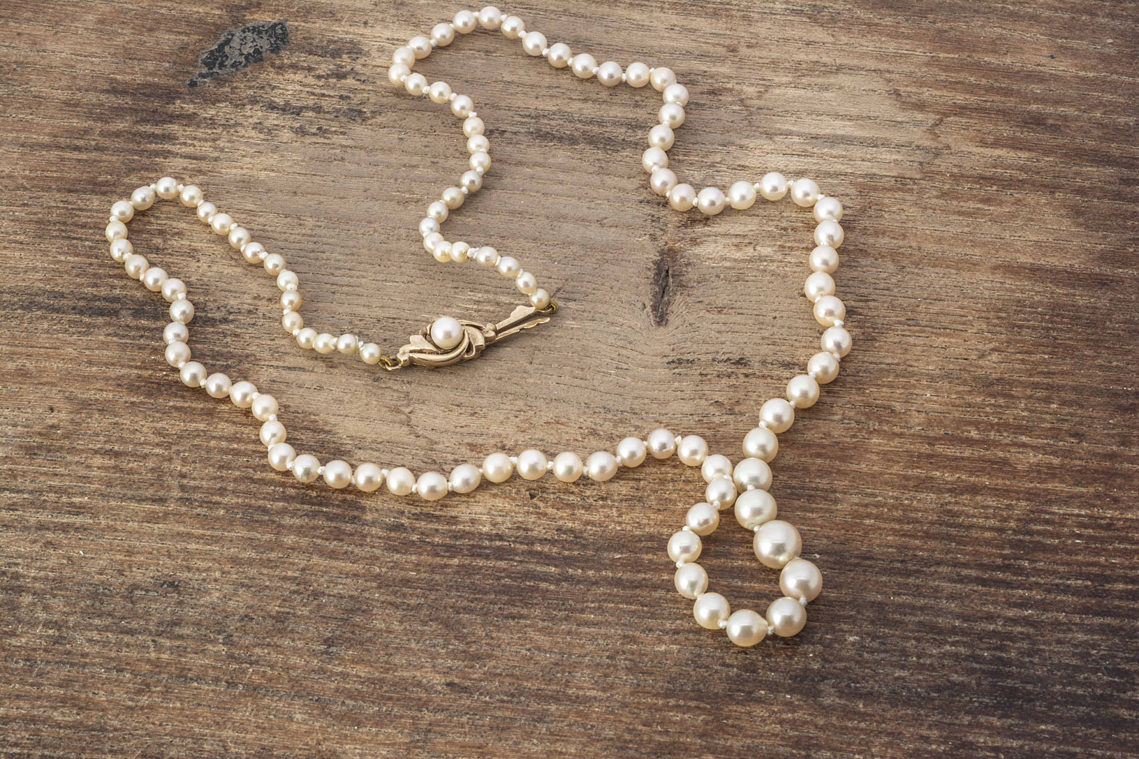 A cultured pearl knotted strung necklace, graduated pearls with gold ...