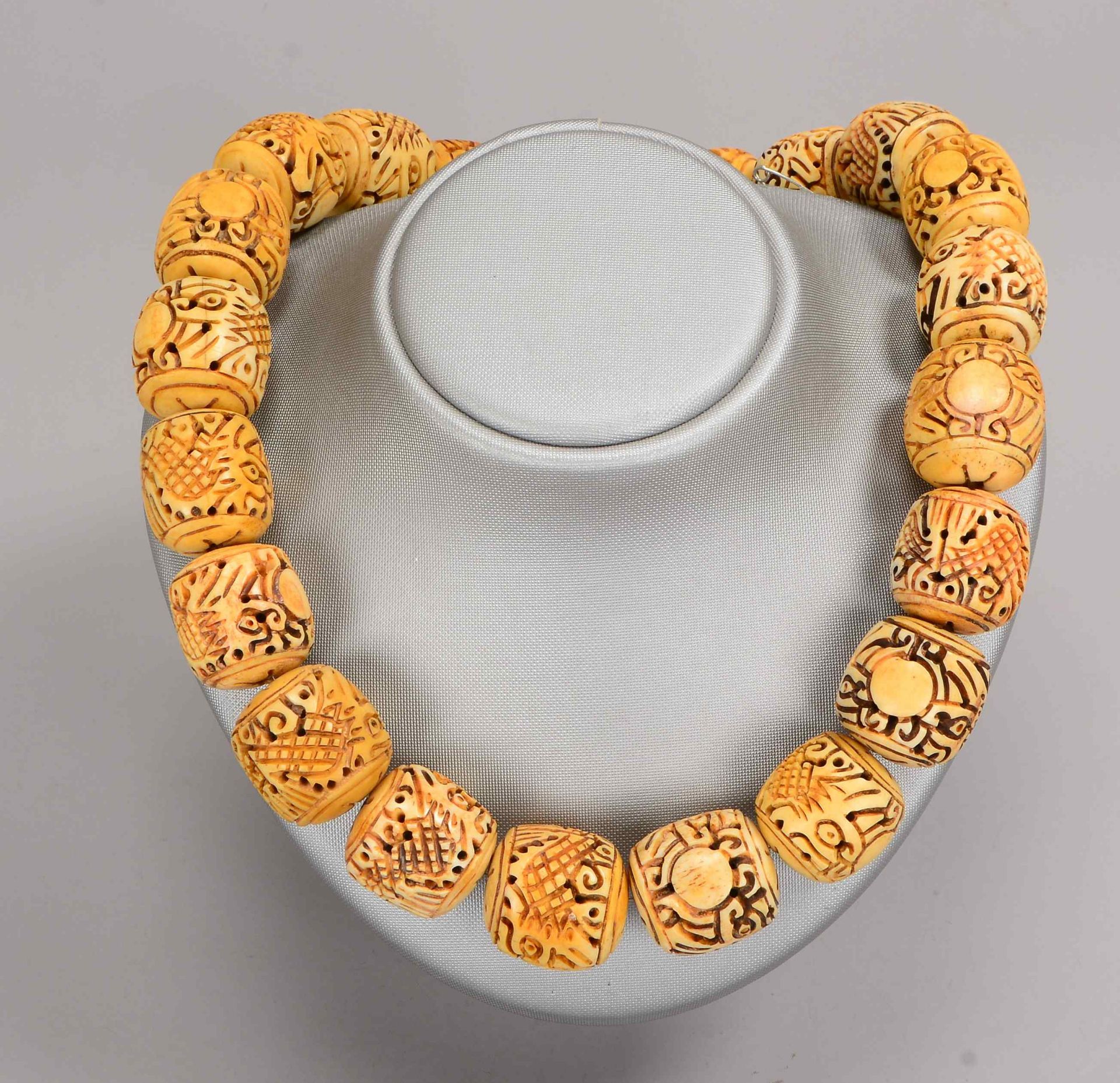 Ethnoschmuck (China), Collier mit 20x runden Bein-Perlen, Maße Perle 26 ...