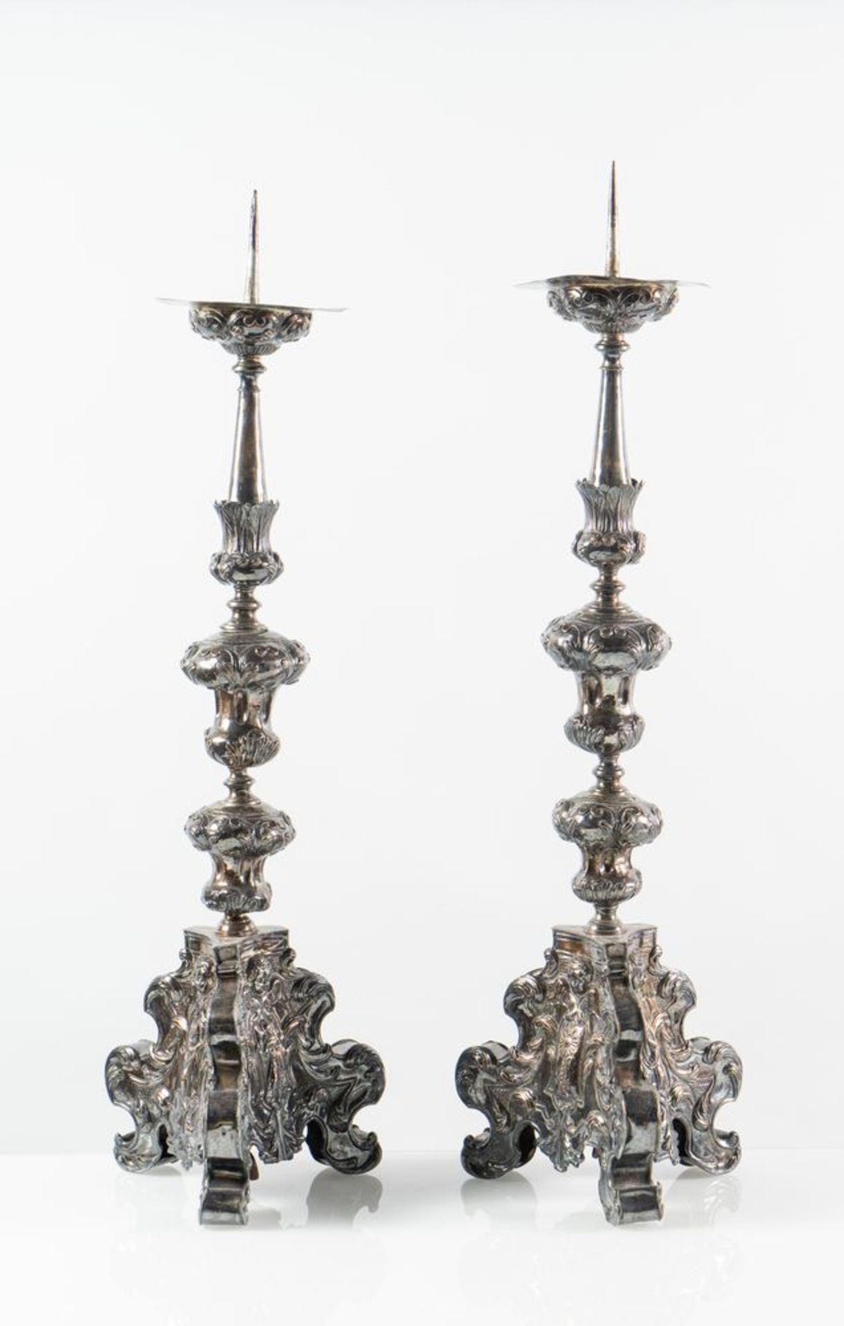 COPPIA DI CANDELABRI IN METALLO sbalzato e ARGENTATO. Italia, XVIII ...