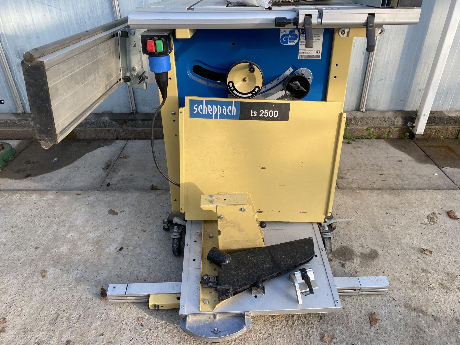 A SCHEPPACH TS2500 TABLE SAW COMPLETE WITH WOOD GUIDE AND SPARE BLADES ...