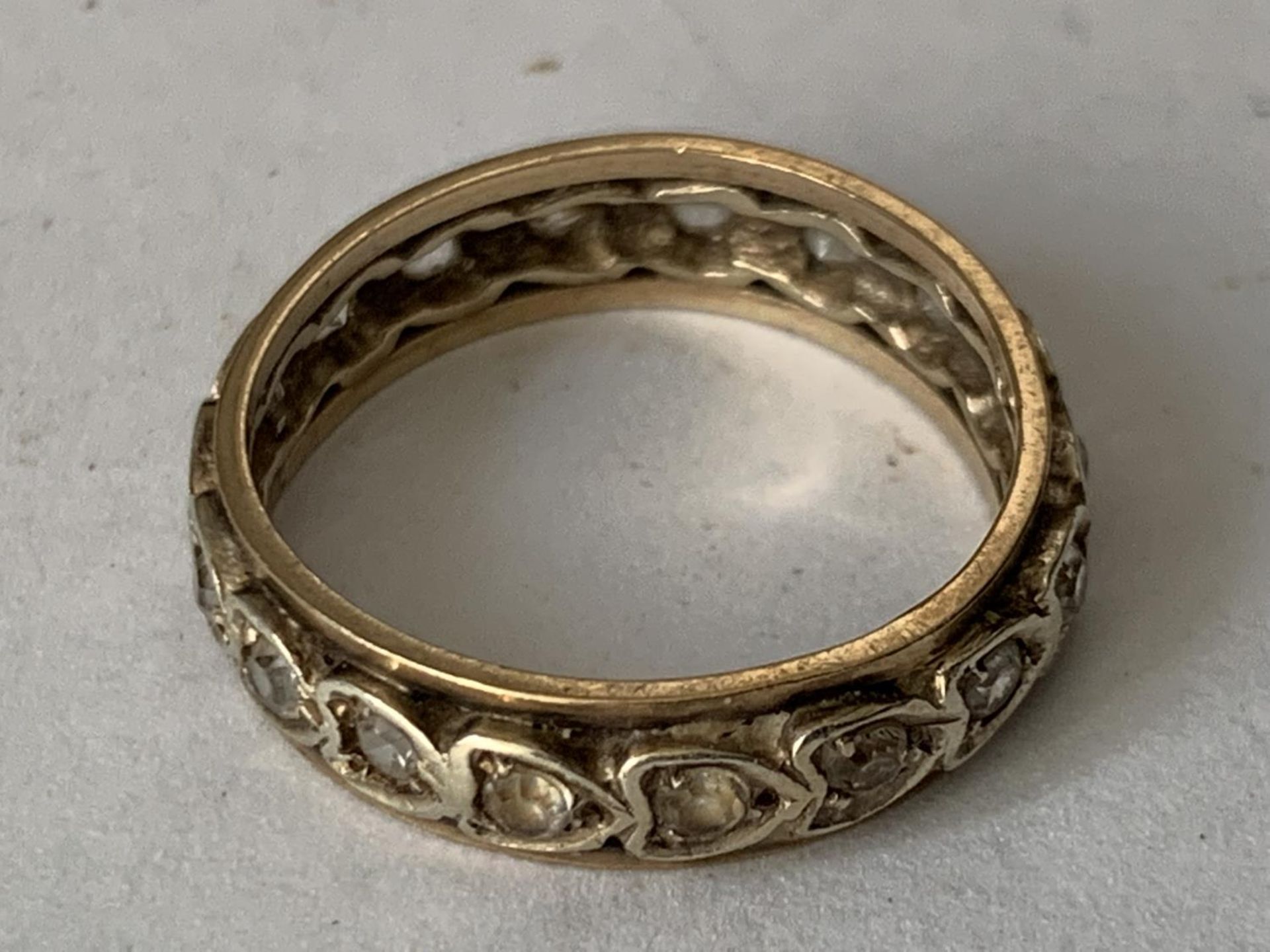 A 9 CARAT GOLD RING WITH CLEAR STONES IN A HEART SHAPED DESIGN L/M ...