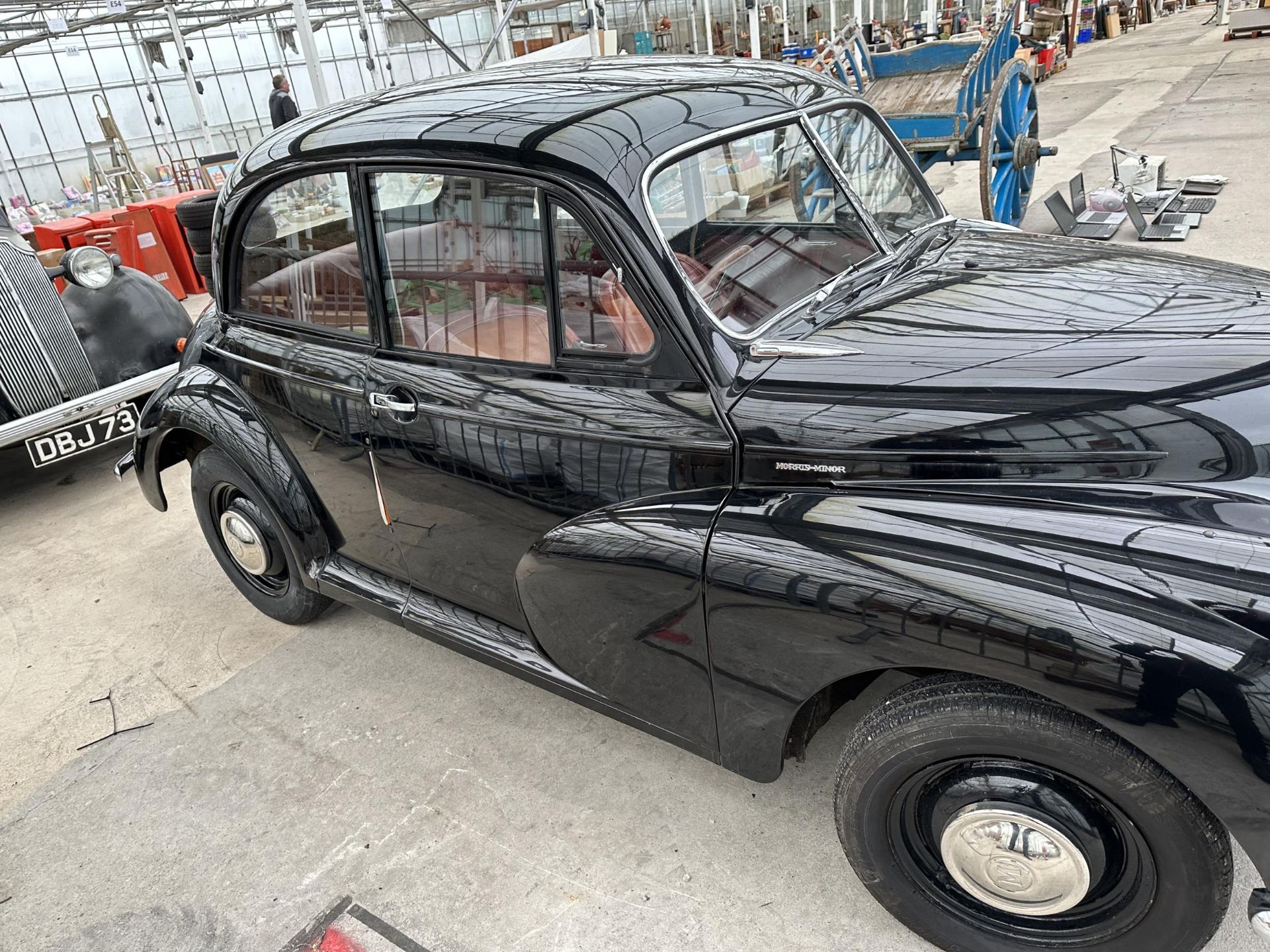 A 1950s MORRIS MINOR 1000 SPLIT SCREEN, NO V5, GOOD STARTER AND RUNNER ...