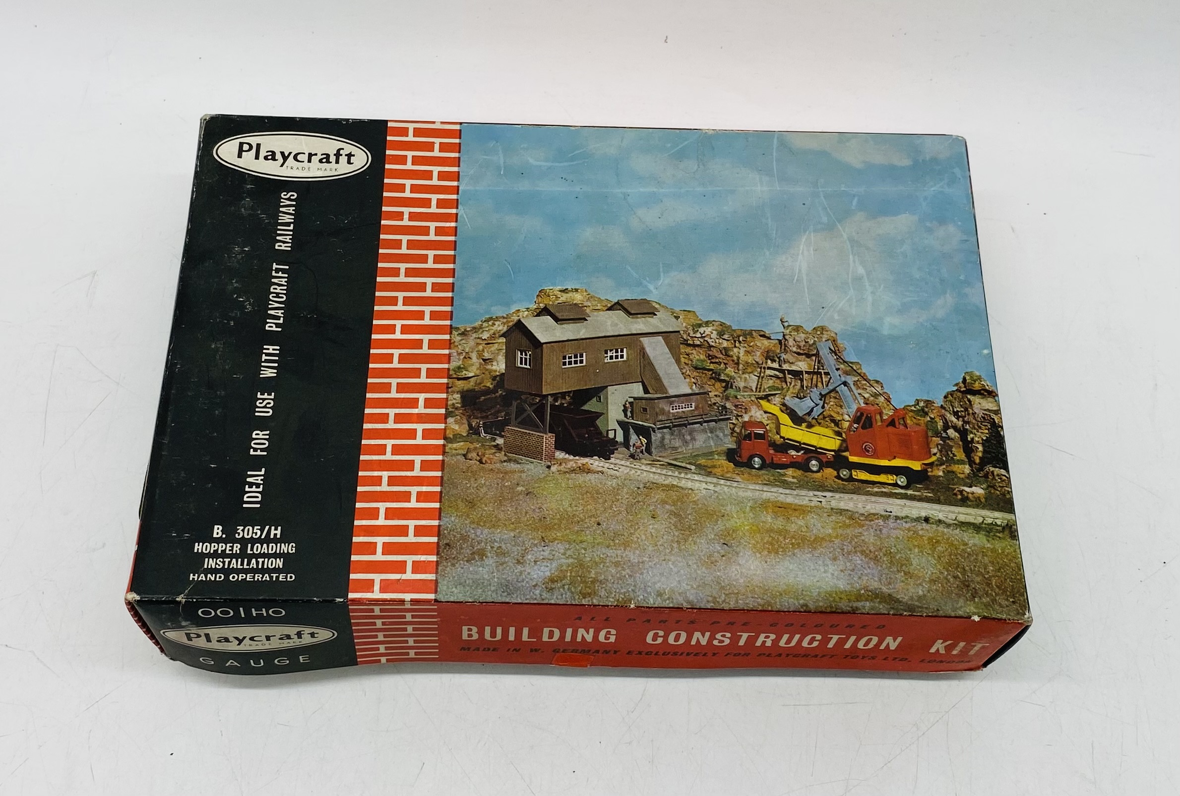 A collection of eight boxed Airfix OO gauge model railway plastic ...