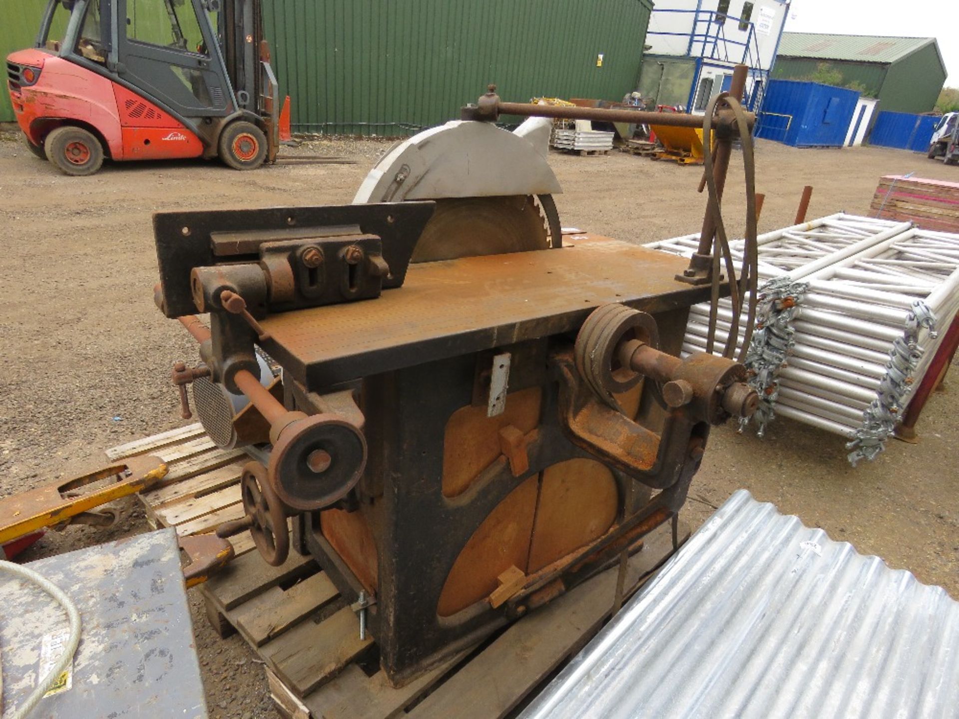 HEAVY DUTY WOOD CUTTING SAWBENCH WITH LARGE MOTOR AND SWITCH UNIT ...