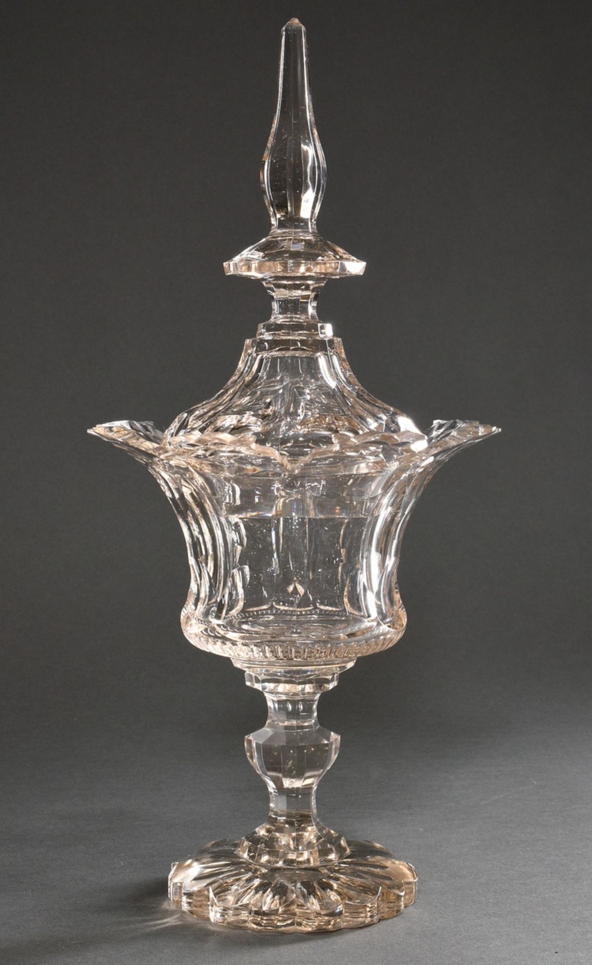 Biedermeier Kristall Bonbonniere auf blütenförmigem Fuß mit ausladender ...