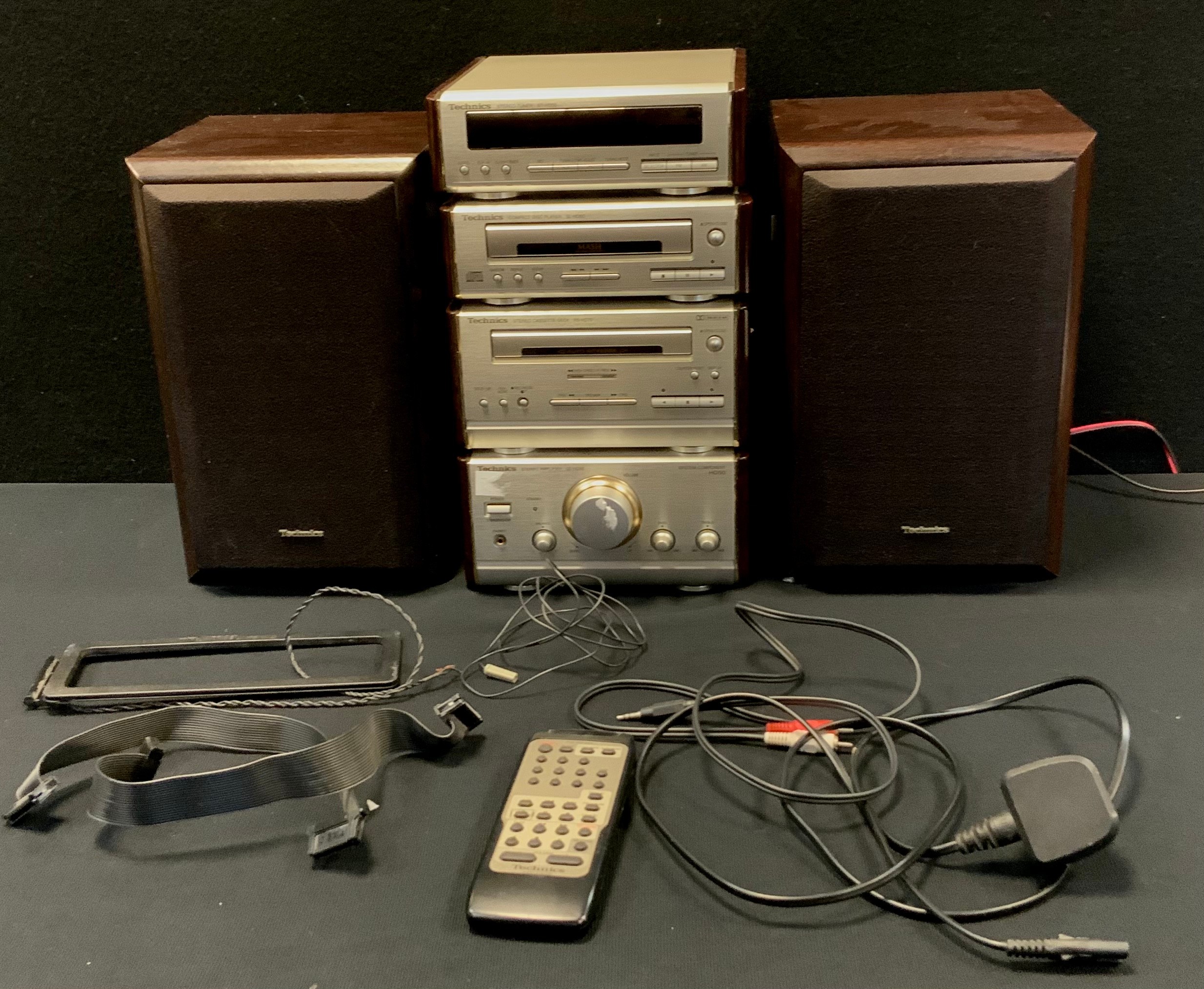 A Technics SC-HD50 separates stereo system, amplifier, tuner, Cd player ...