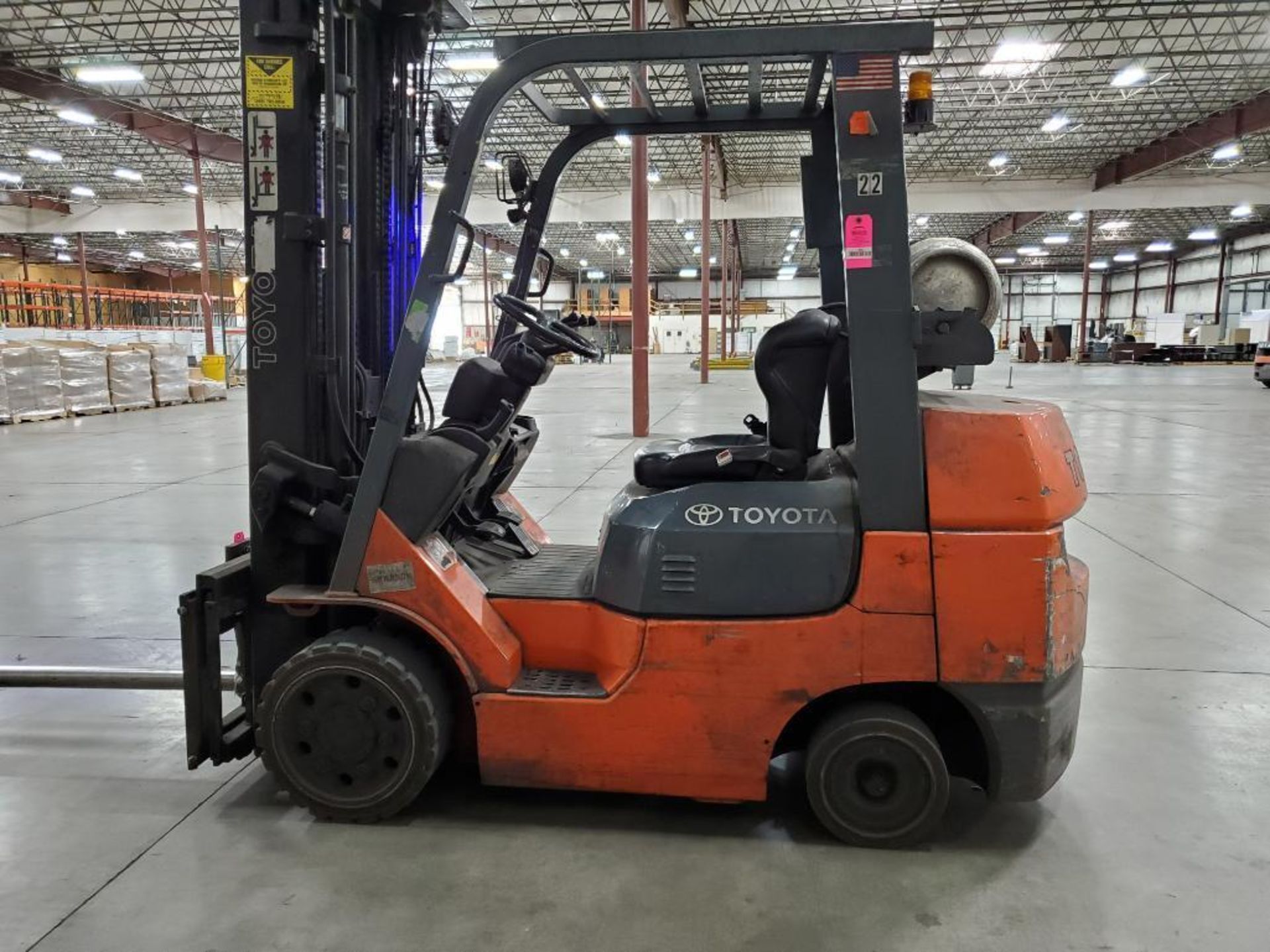 6000lb Toyota propane forklift. Model 7FGCU30. Triple mast w/ side ...