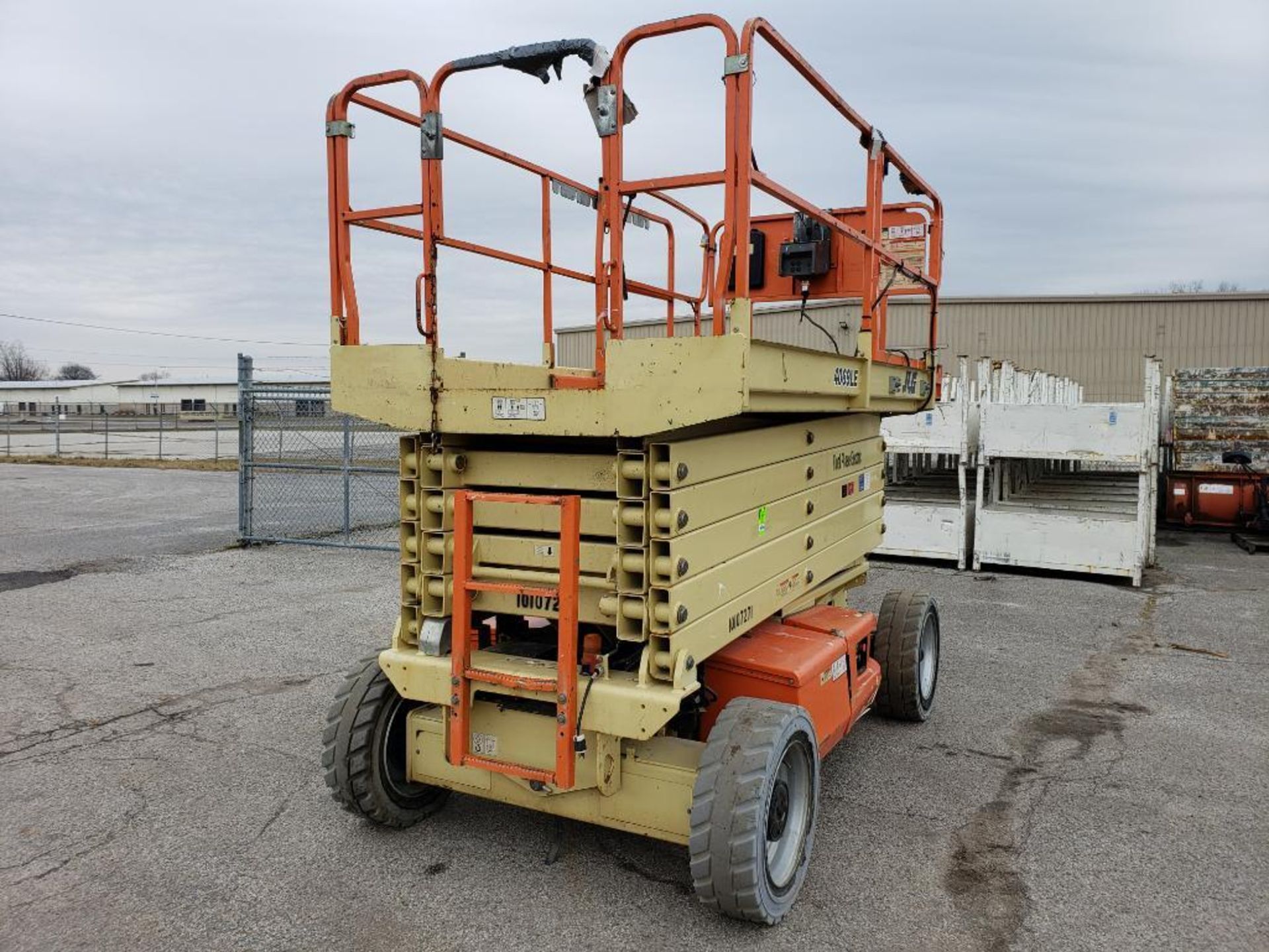 40ft lift JLG electric scissor lift. Model 4069LE. 800lb capacity ...