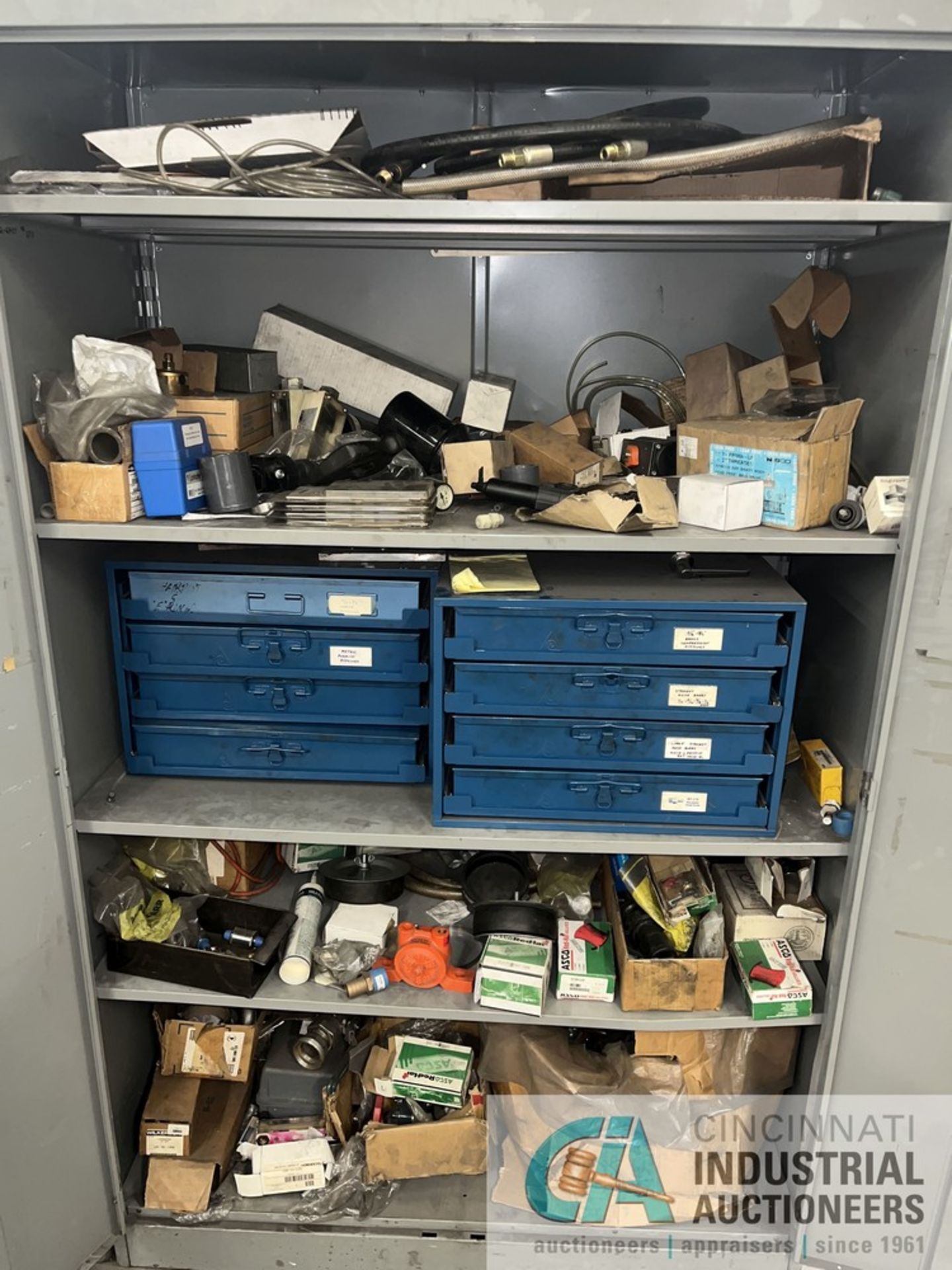 TWO-DOOR SHOP CABINET WITH CONTENTS; HOSE, BRASS AND COPPER FITTINGS ...