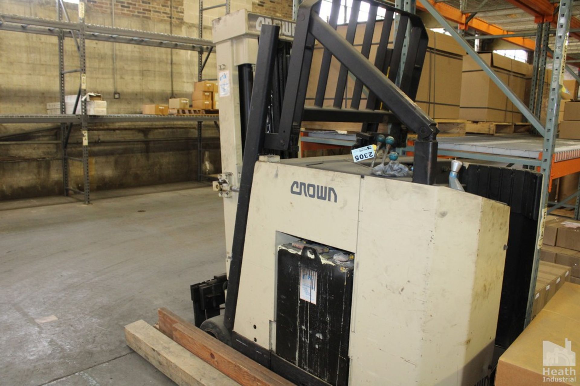 CROWN MODEL 35RCTT 3,2000 LB STAND UP RIDER TYPE ELECTRIC LIFT, S/N W ...