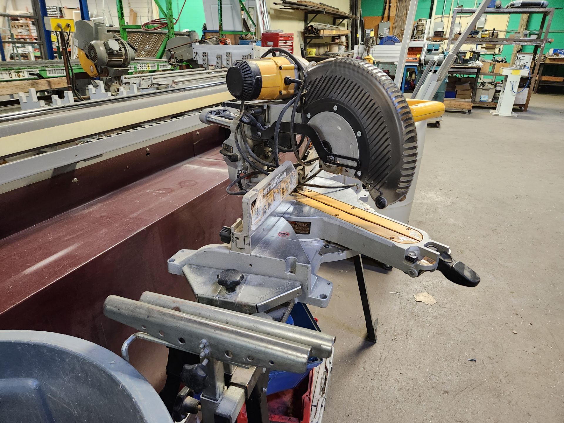 DEWALT DW718 12" DOUBLE BEVEL SLIDING COMPOUND MITER SAW W/ STAND