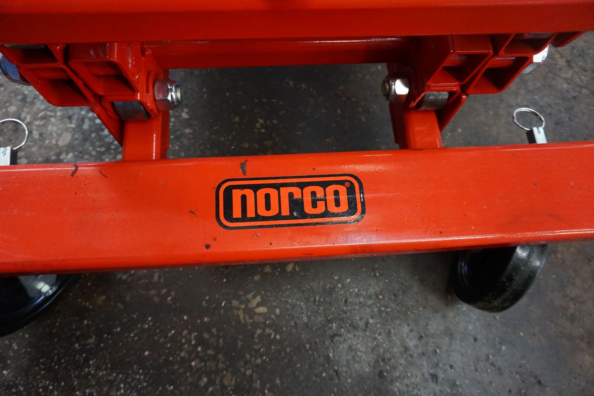 NORCO POWERTRAIN LIFT TABLE, MDL:72850A, 2,500 LB CAP, AIR OPERATED