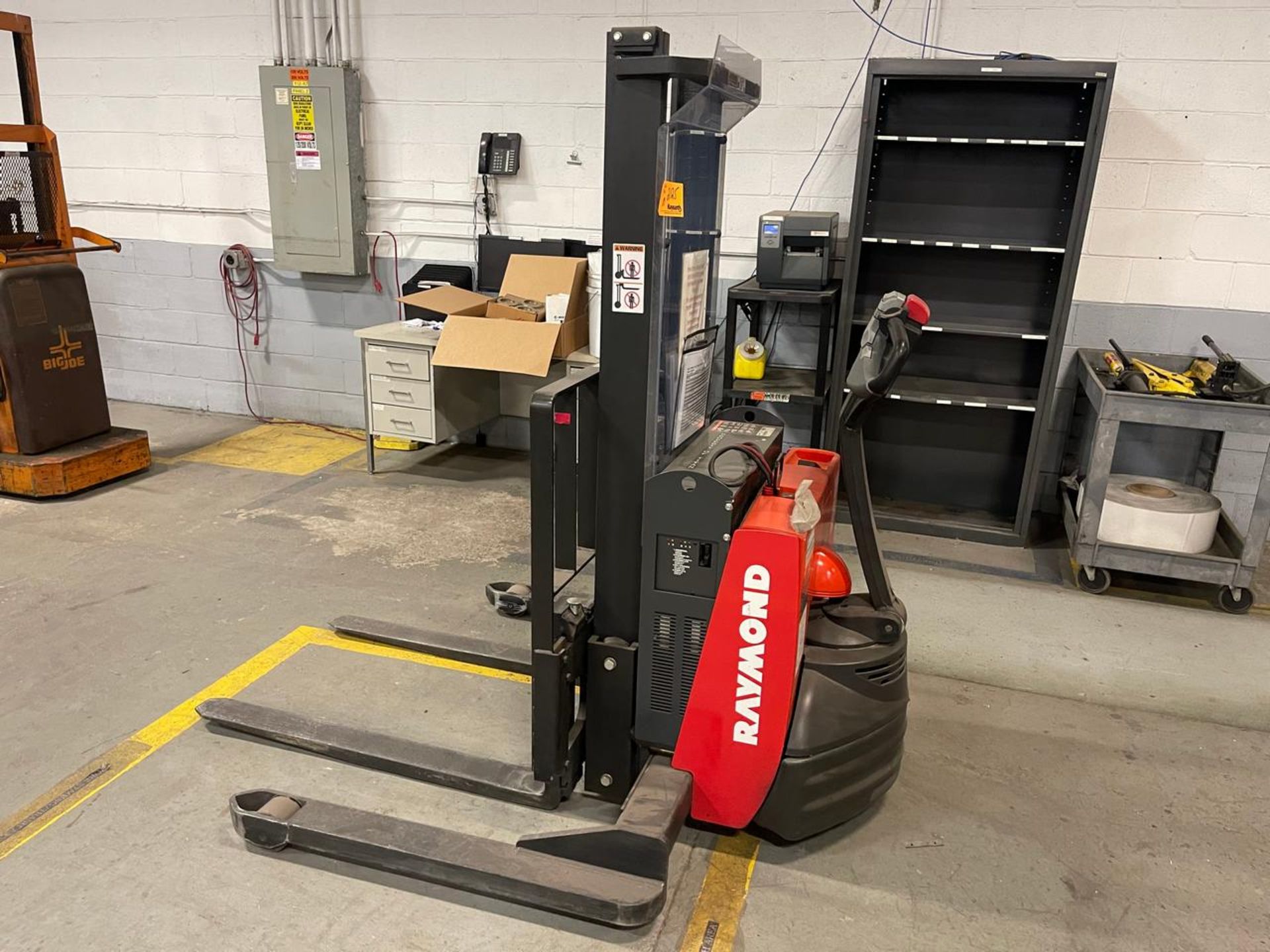 RAYMOND RAS20 ELECTRIC FORKLIFT 2,000 POUND CAPACITY [Loc: Croydon, PA ...