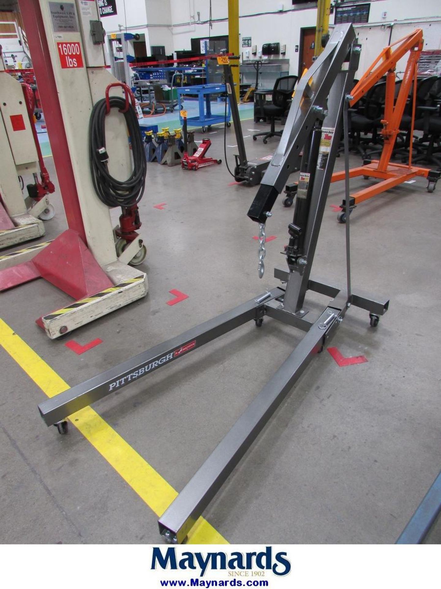 Pittsburgh 69512 1000 Lb. Portable Hydraulic Engine Hoist Telescoping Arm