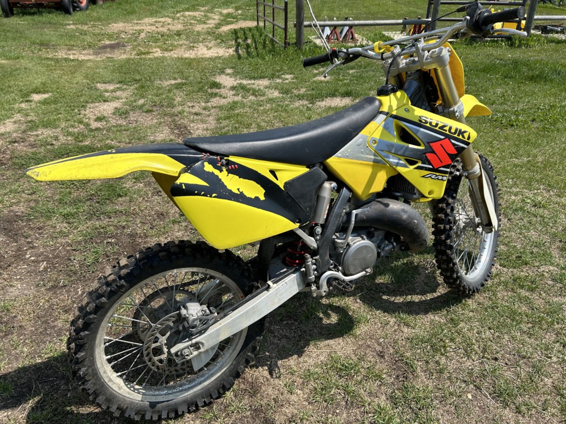 2001 SUZUKI RM 125 DIRT BIKE, S/N JS1RF16C622101929