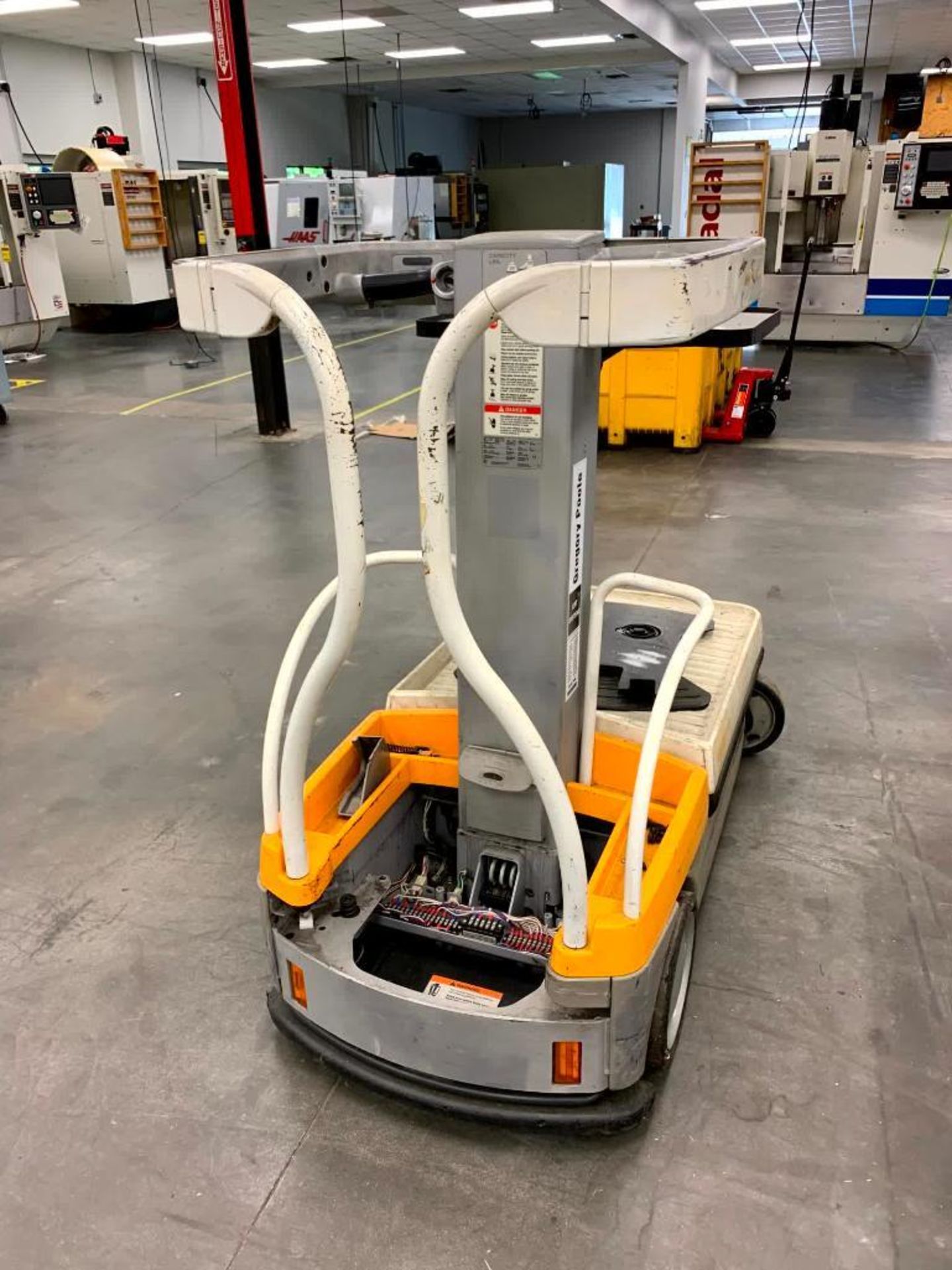 Crown Wave Personnel Lift, Model Wav50-118, 118" Platform Lift Height ...