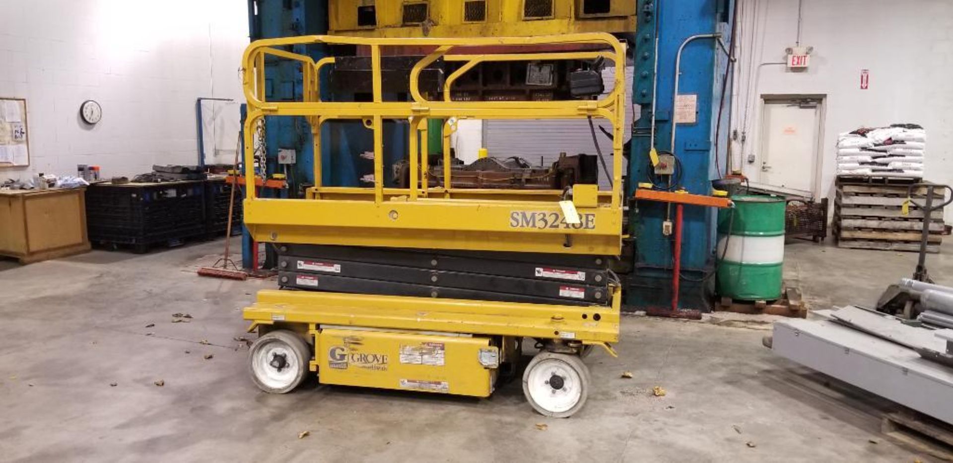 Grove Manlift Scissor Lift (2000), Model SM3248E, S/N 255070, 750 LB ...