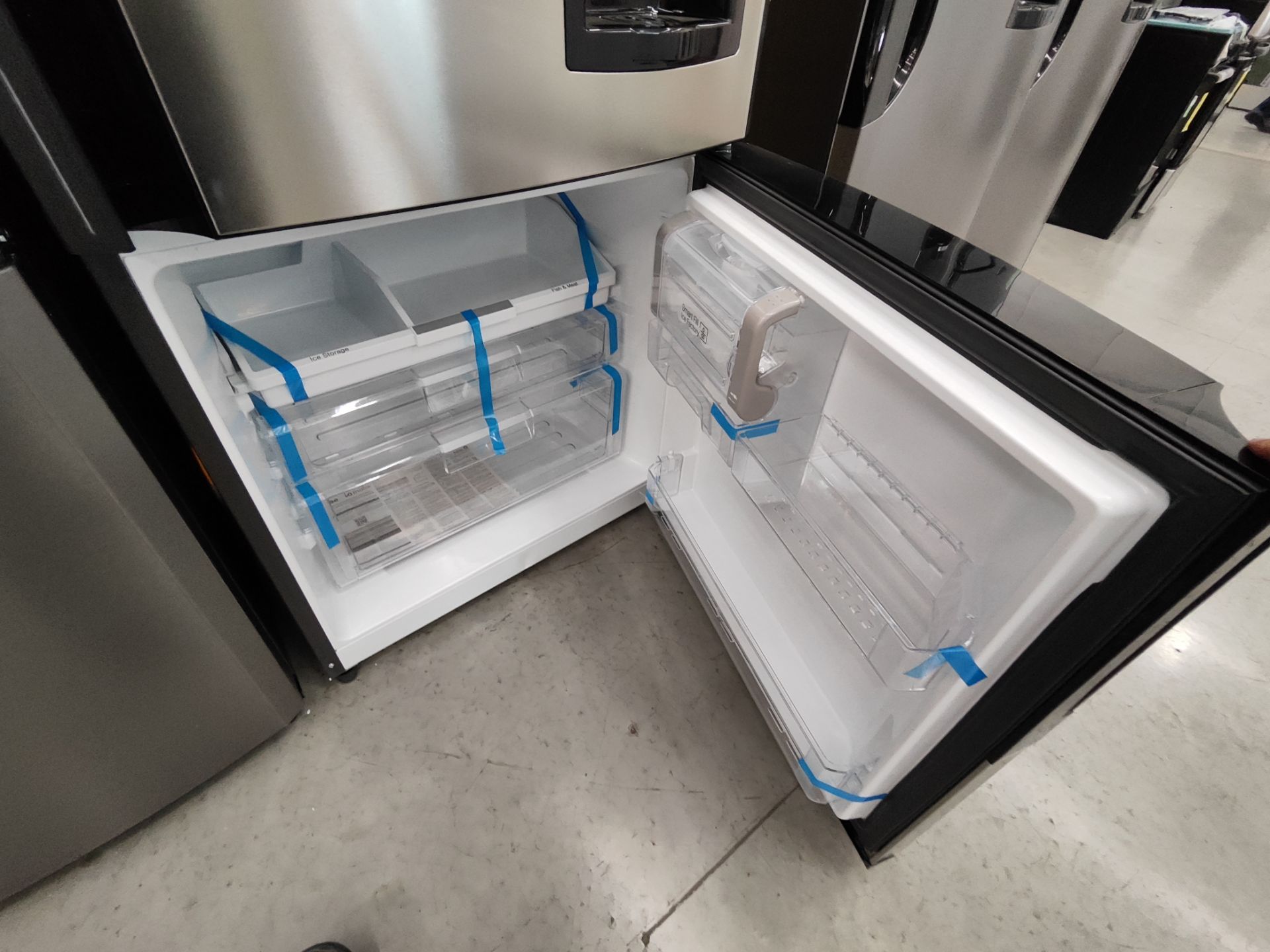 Lote de 2 refrigeradores contiene: 1 refrigerador con dispensador de ...