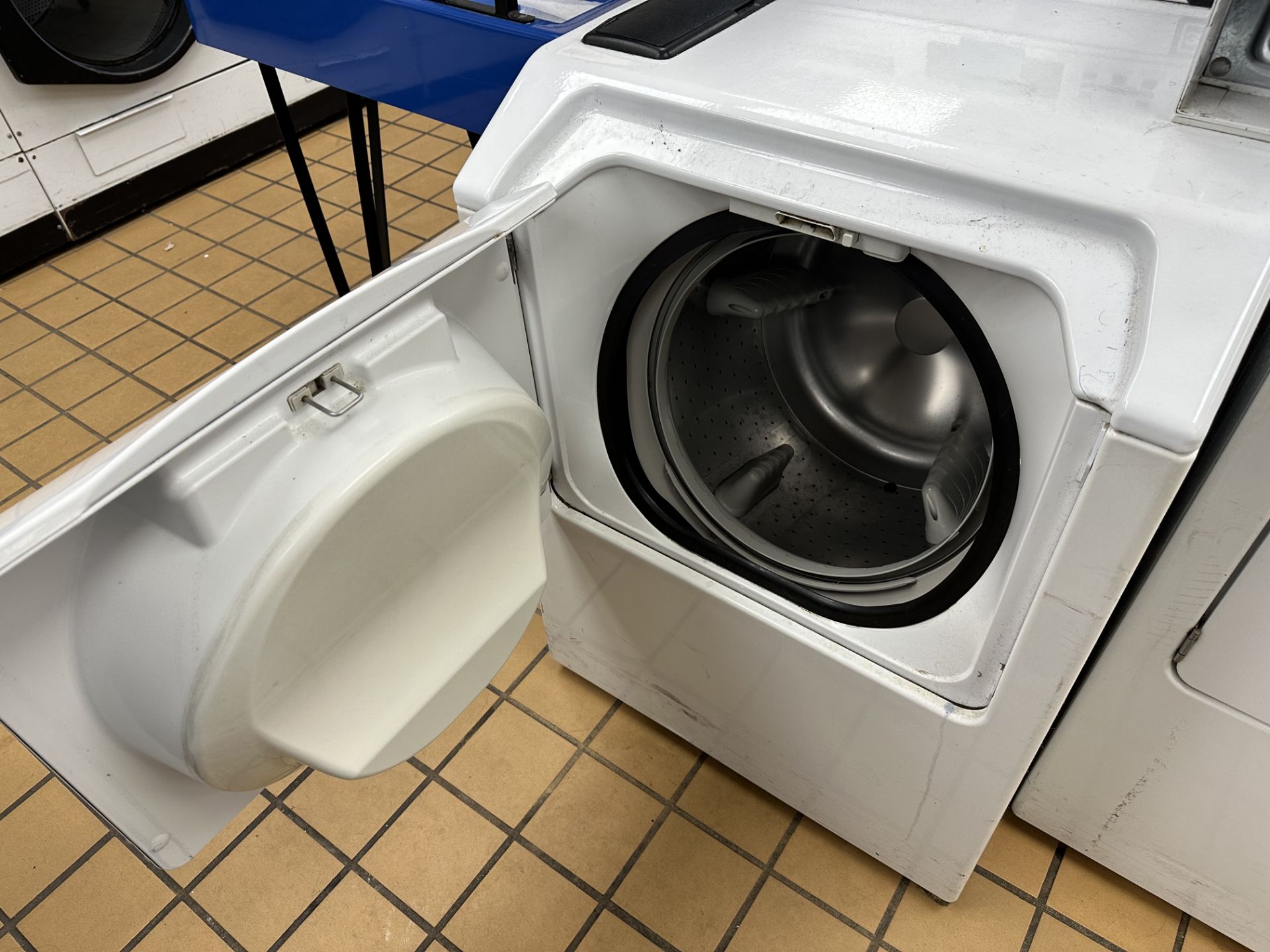 Maytag Neptune #MAH21PDDWW Commercial Washing Machine - Coin Operated ...