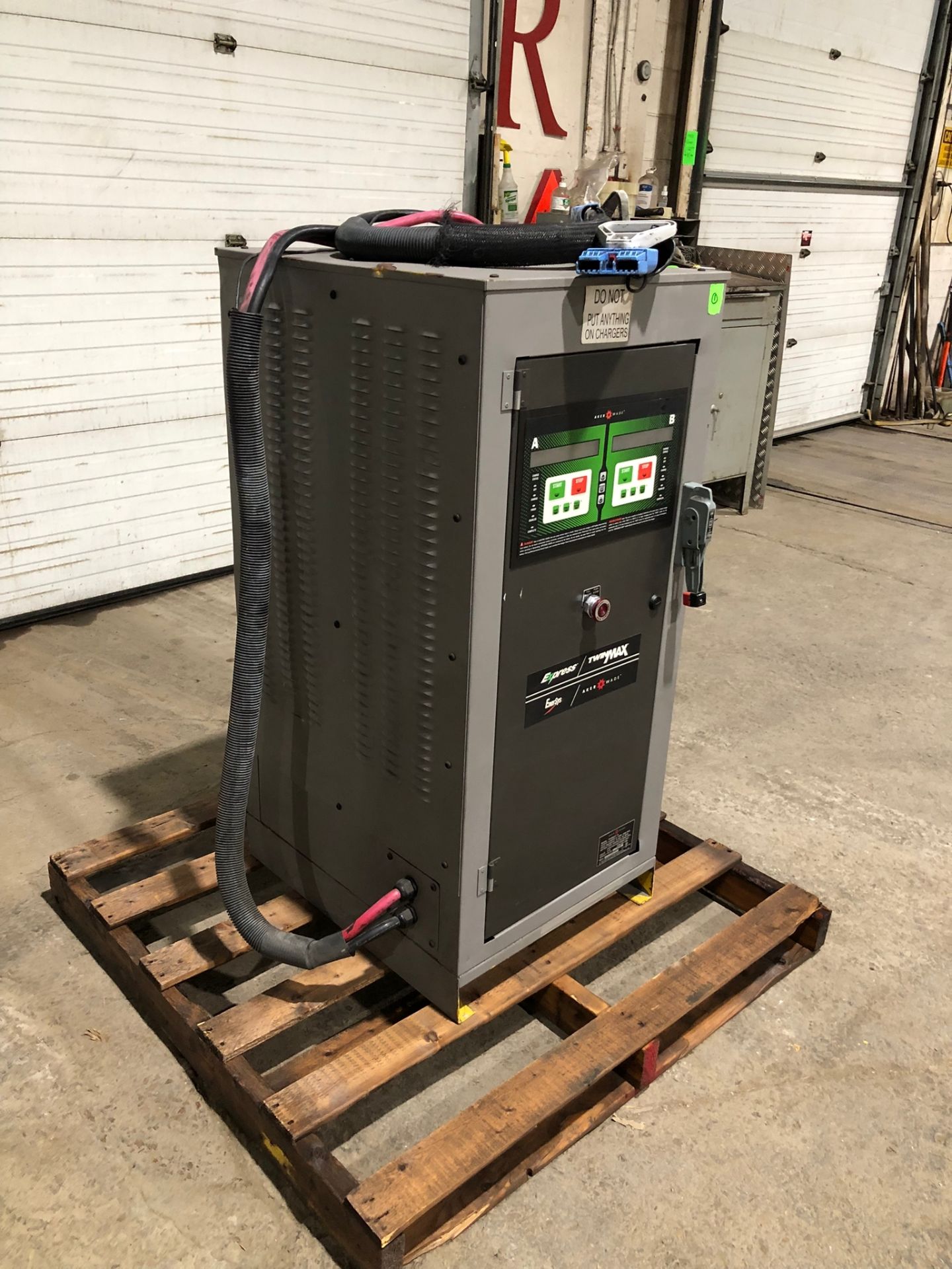 Aker Wade Express Model TwinMax 15 EnerSys Multivoltage Forklift ...
