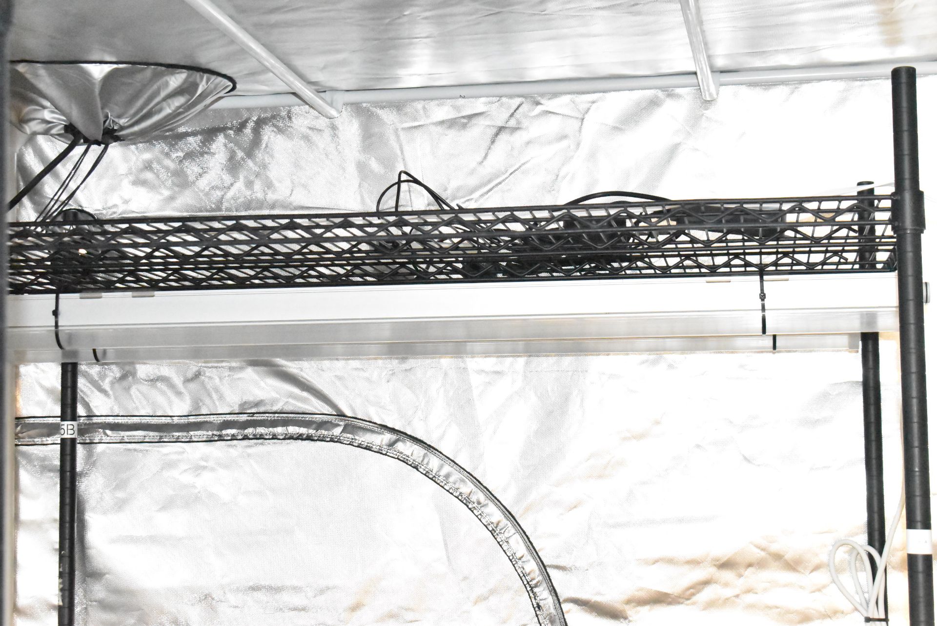 LOT/ (4) CANARACK WIRE RACKS WITH LED LIGHT FIXTURES