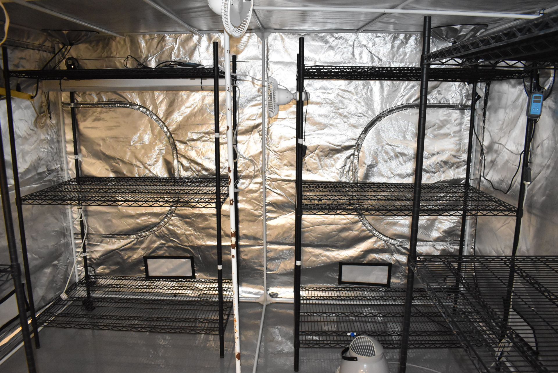 LOT/ (4) CANARACK WIRE RACKS WITH LED LIGHT FIXTURES