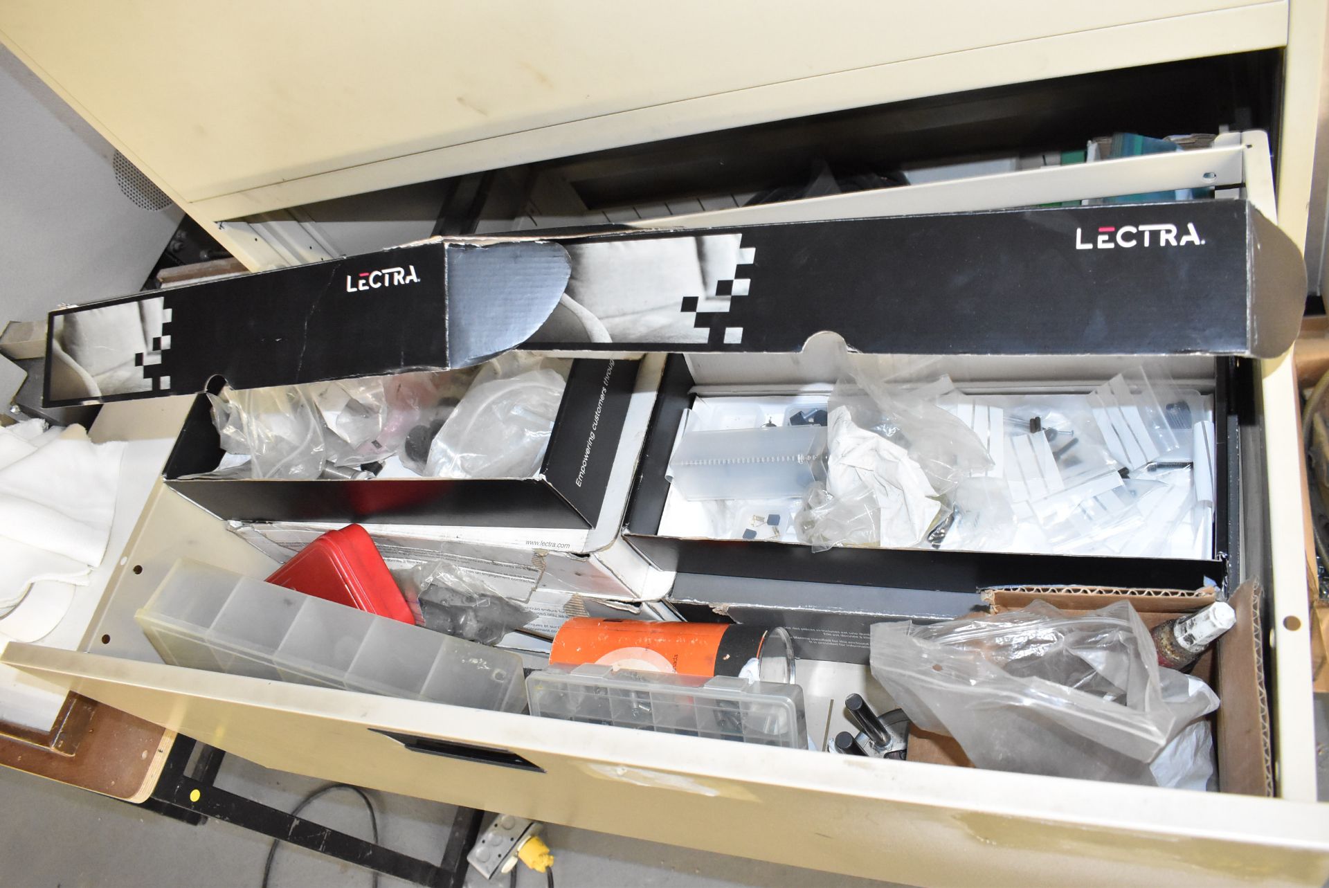 LOT/ 4 DRAWER FILE CABINET WITH LECTRA PARTS AND ACCESSORIES