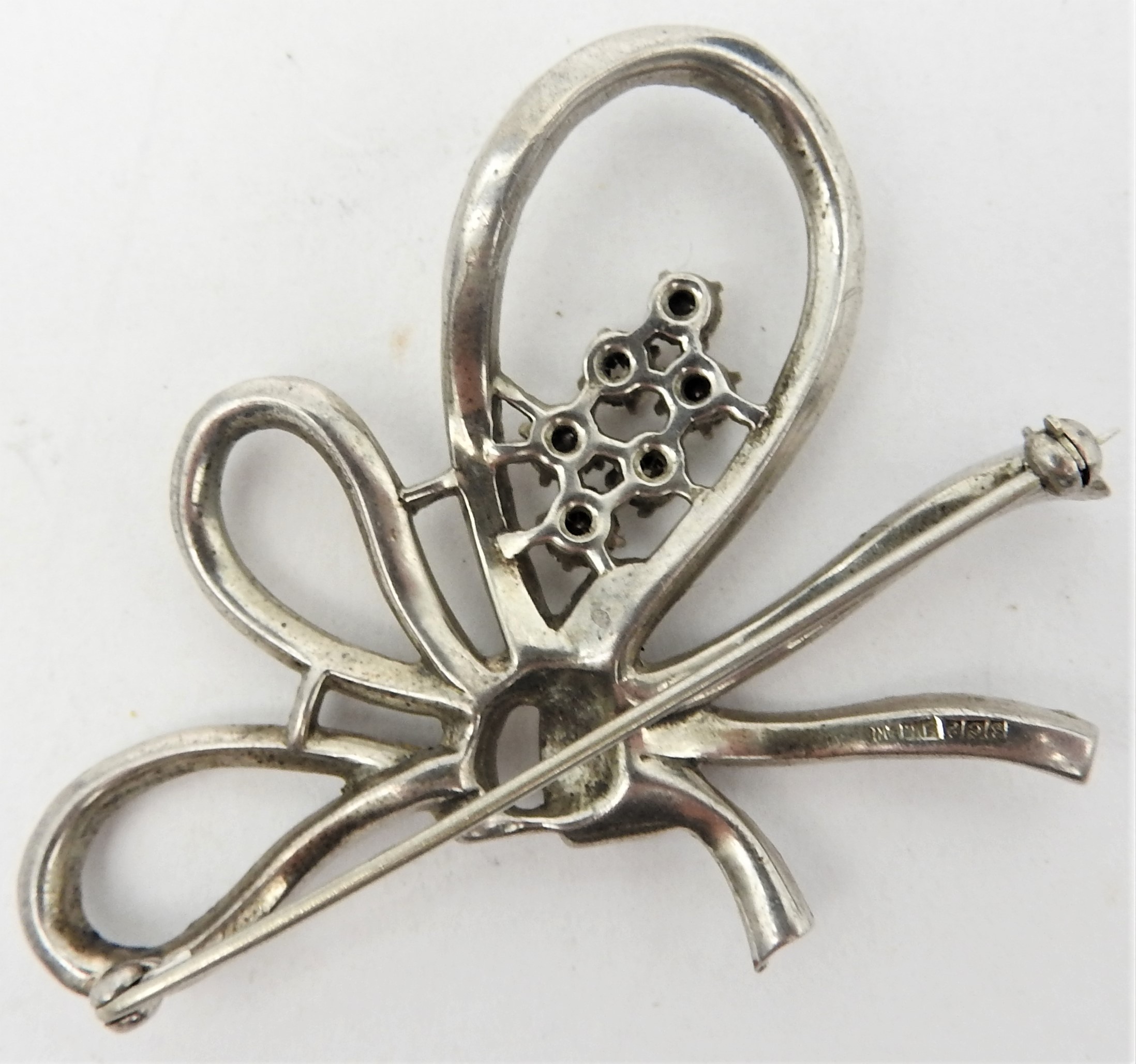 A VINTAGE SILVER PASTE INSET BOW BROOCH, stamped 'SCP England'
