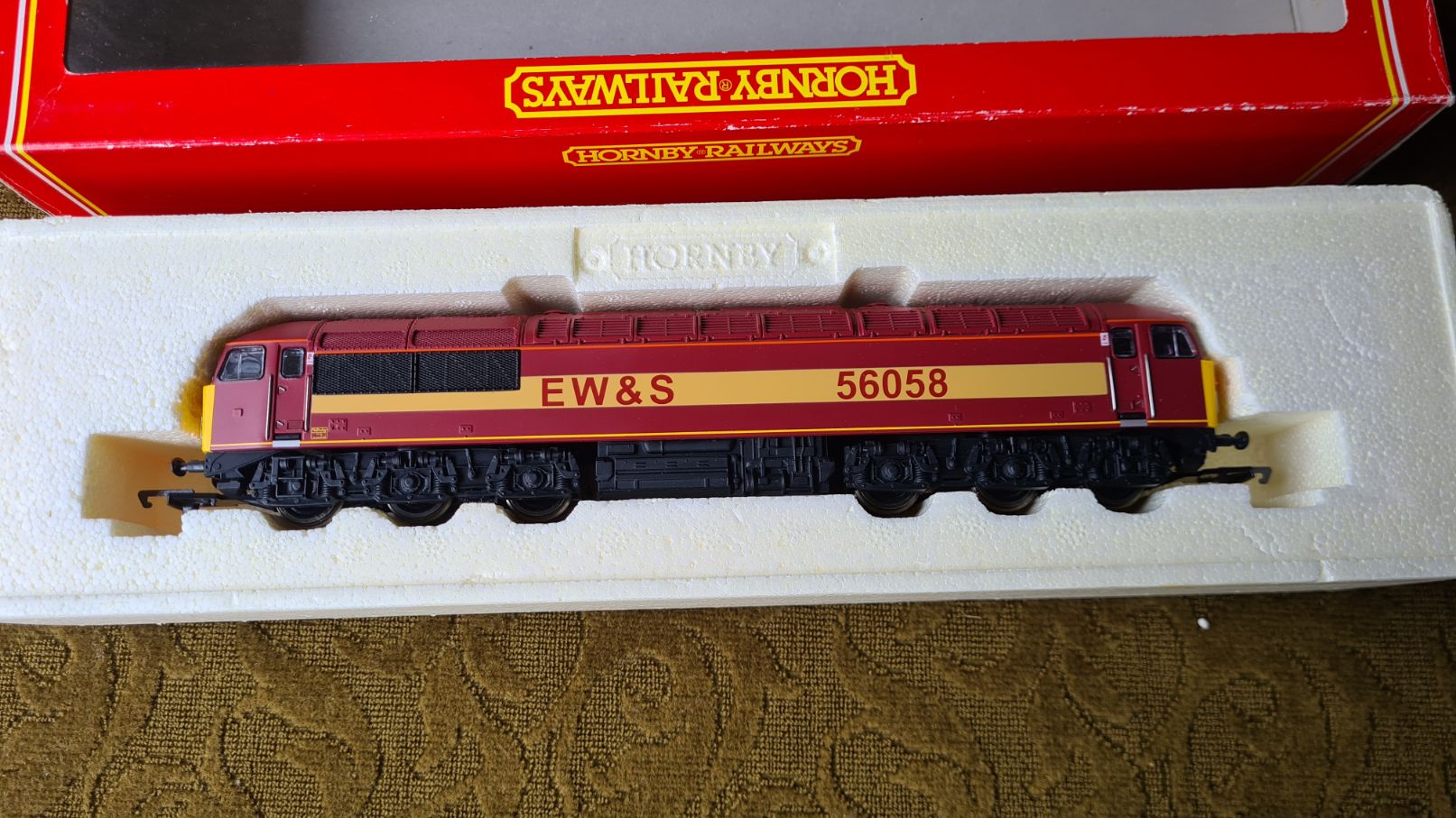 Hornby R2075 Class 56 EWS locomotive 56058.