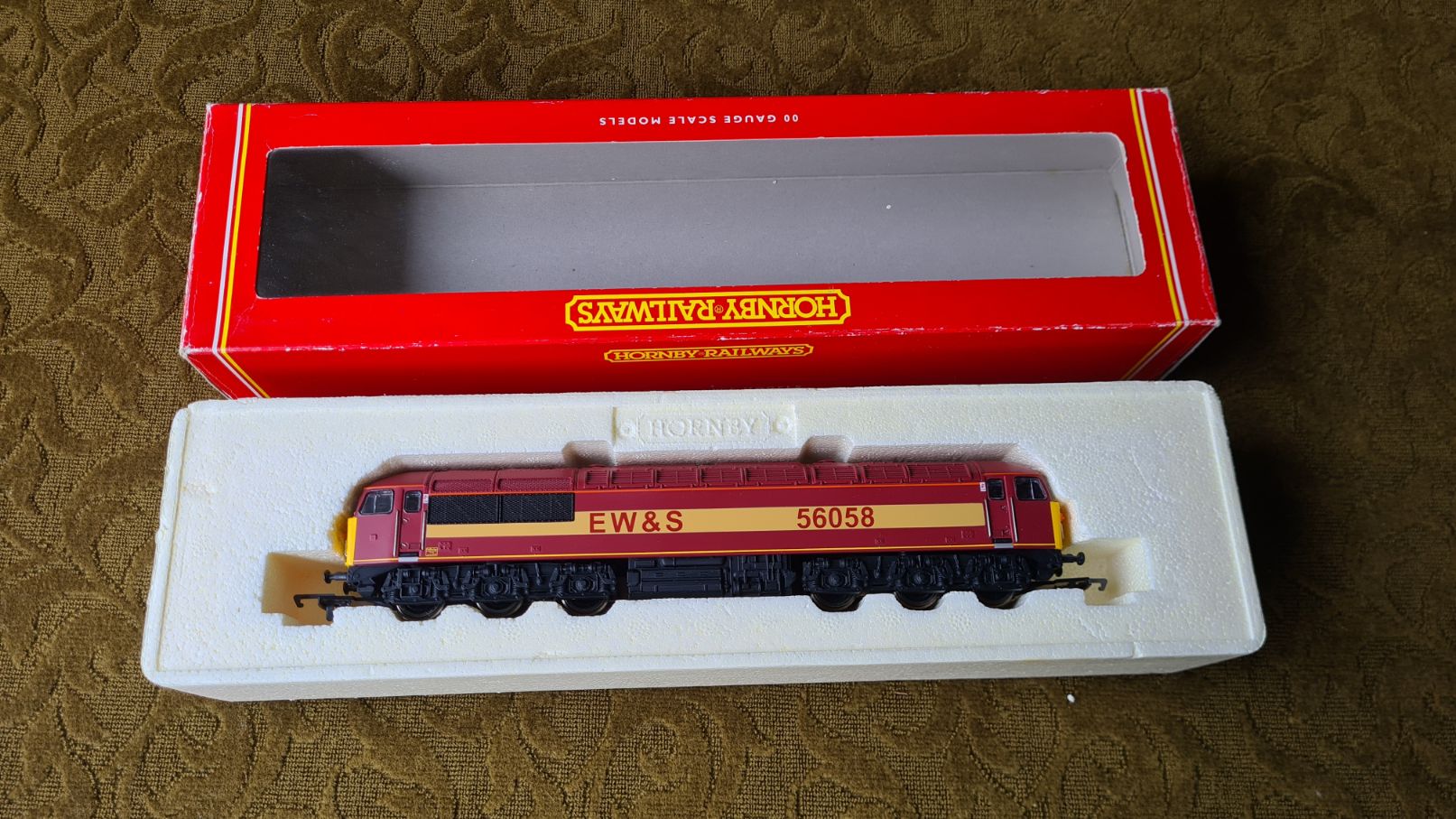 Hornby R2075 Class 56 EWS locomotive 56058.