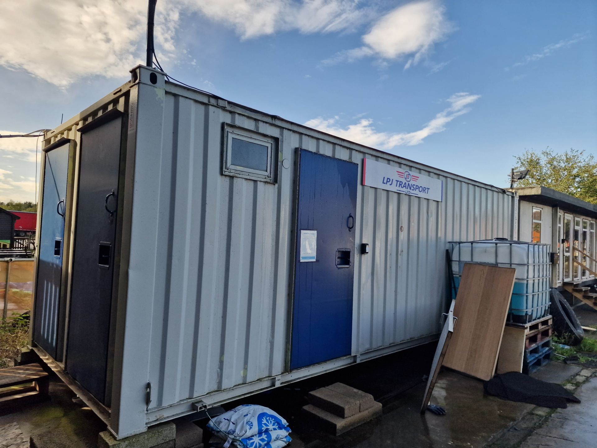24ft x 9ft Welfare cabin, 7.31m x 2.74m, Office area, Kitchen, Store ...