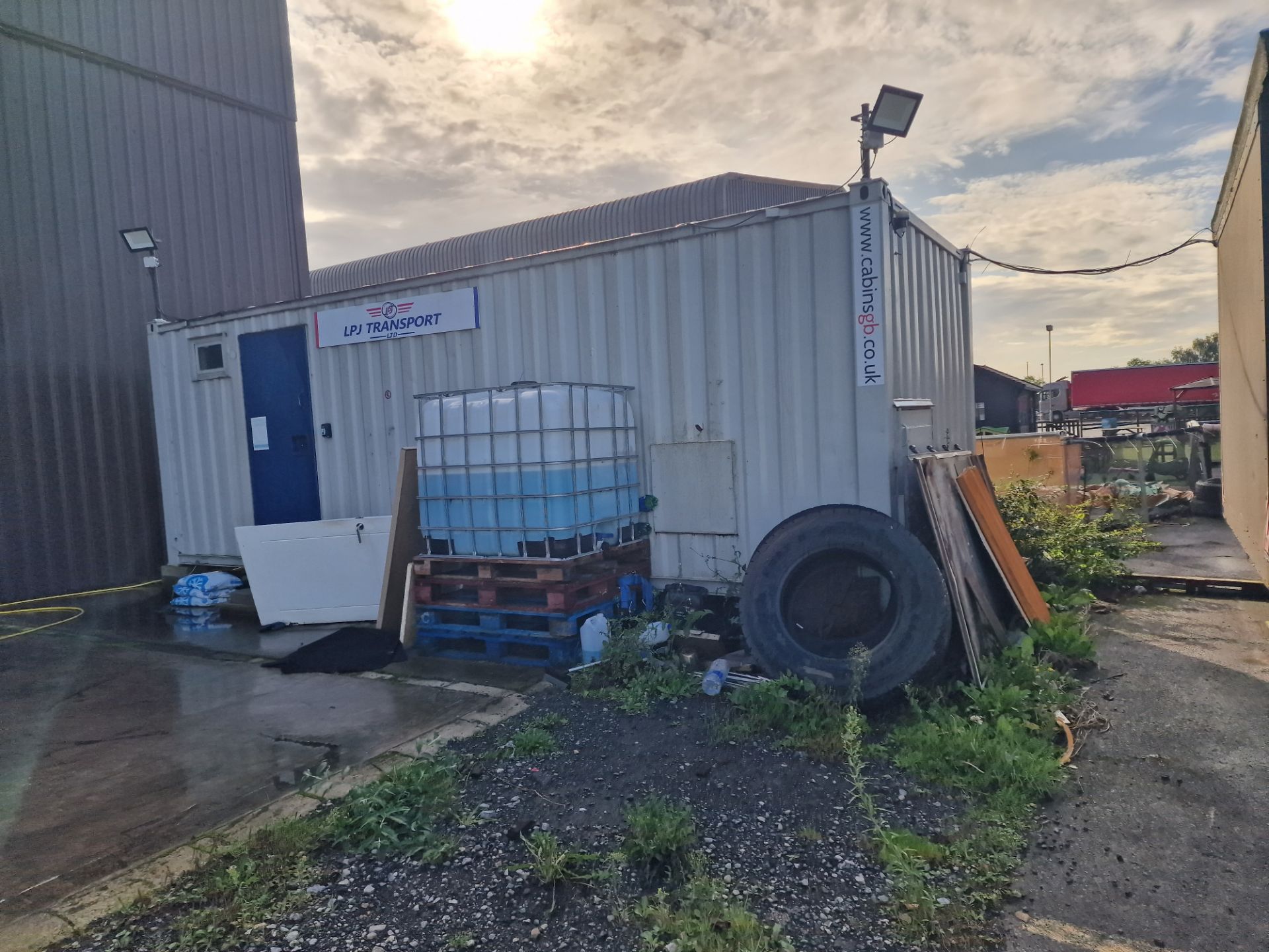 24ft x 9ft Welfare cabin, 7.31m x 2.74m, Office area, Kitchen, Store ...