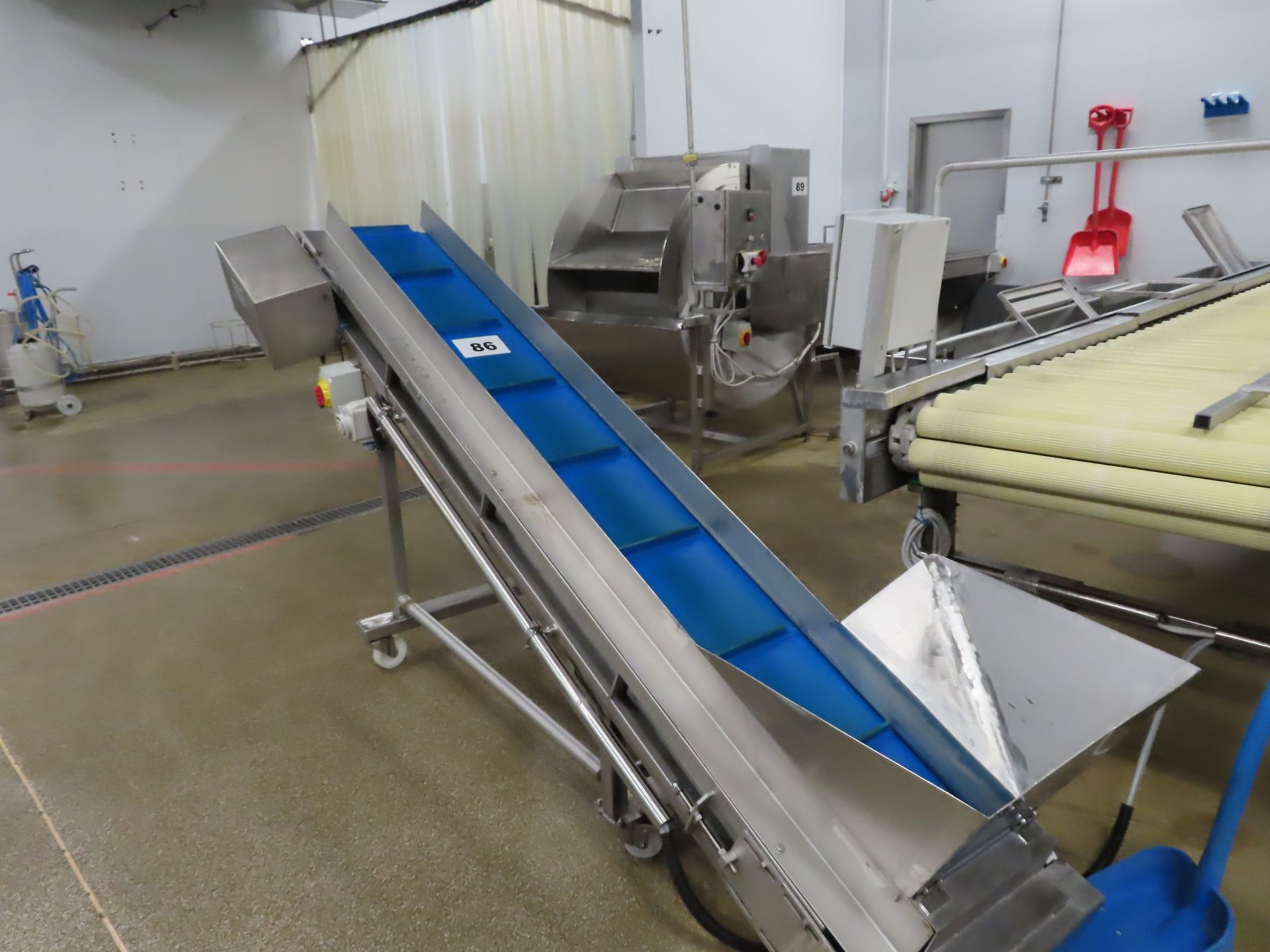 1 x All s/s elevated flighted belt conveyor. Mobile. Dims approx. 2.5 m ...